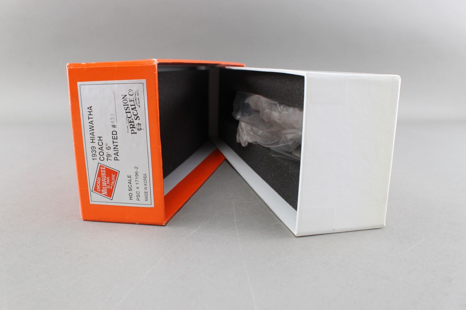 HO Brass Model - PSC 17196-2 Milwaukee 1939 Hiawatha 79'6" Coach #451 ...