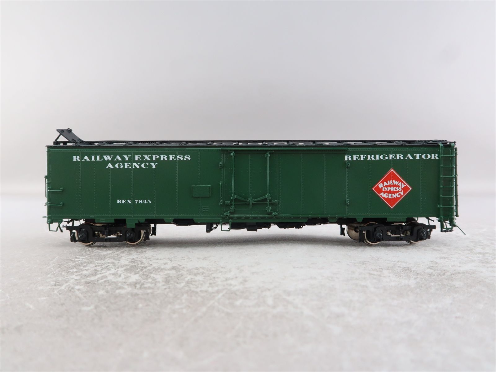 HO Brass Model - CIL 2068.1 REA Railway Express Agency 52' Reefer REX ...