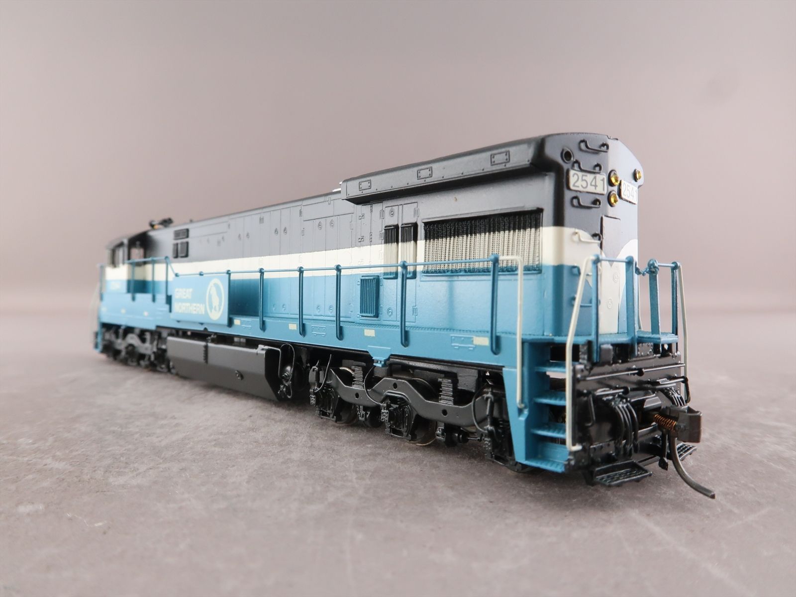 HO Brass Model - OMI 1963 GN Great Northern U33C BSB Big Sky Blue #2541 ...