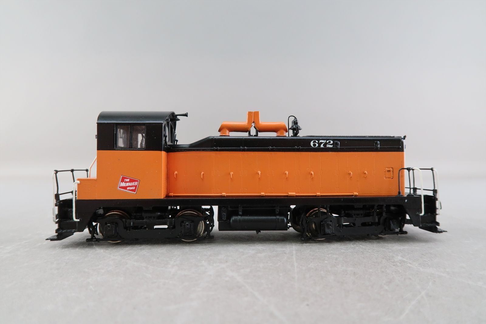 HO Brass Model - OMI 6193 Milwaukee Road NW-2 #672 - Custom - 1991 Run - Ajin