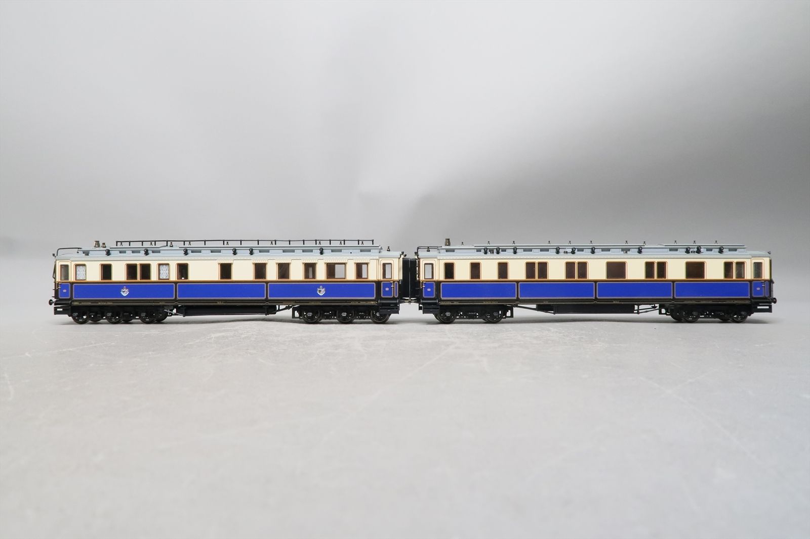 HO Plastic Model - TRIX 21240 Emperor Wilhelm II 2 Passenger Wagons - F/P