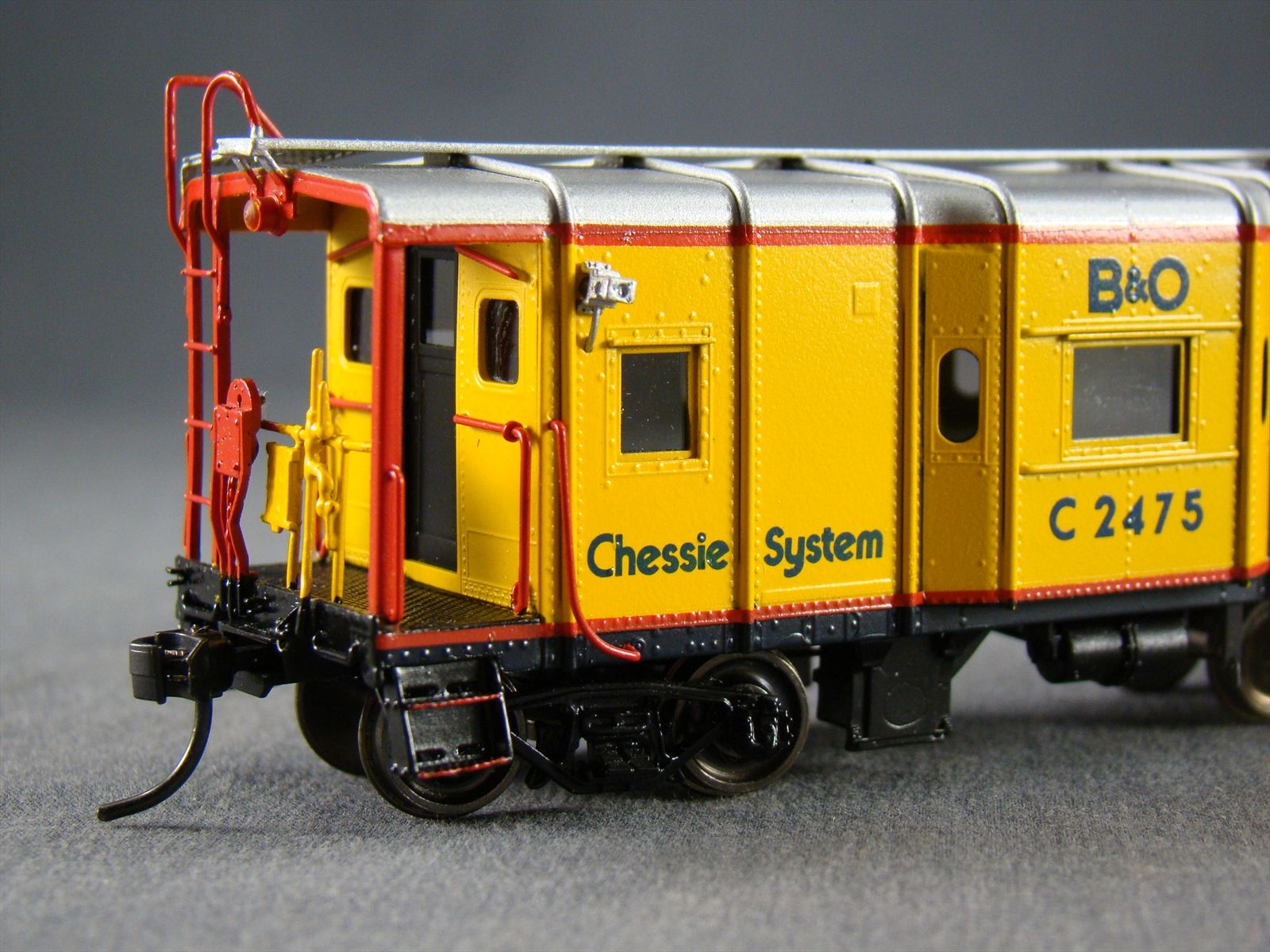 HO OMI Chessie/B&O #2475 I-12 Bay Window Caboose