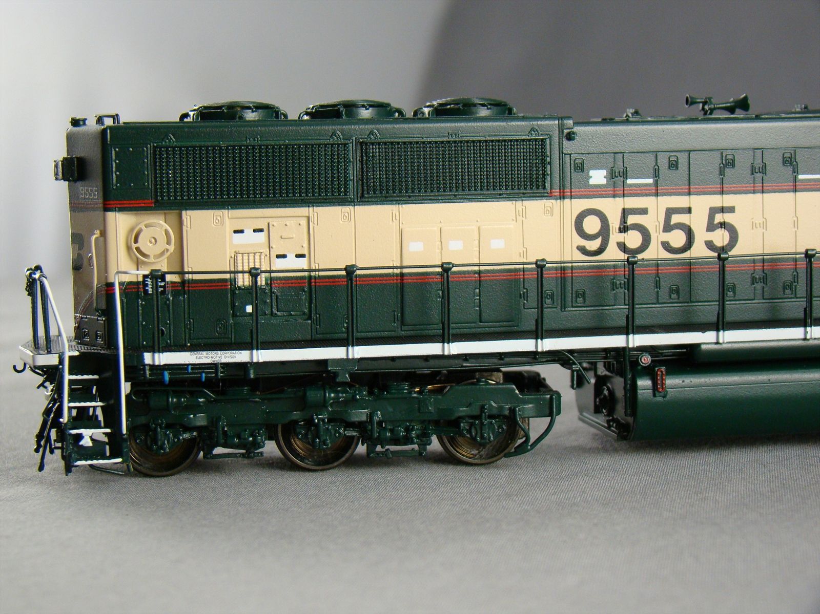 HO Brass OMI 6600.1 Overland BN Executive SD70MAC Diesel #9555