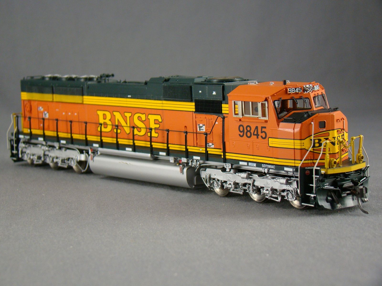 HO OMI Overland Models BNSF SD70MAC #9845 Custom + DCC