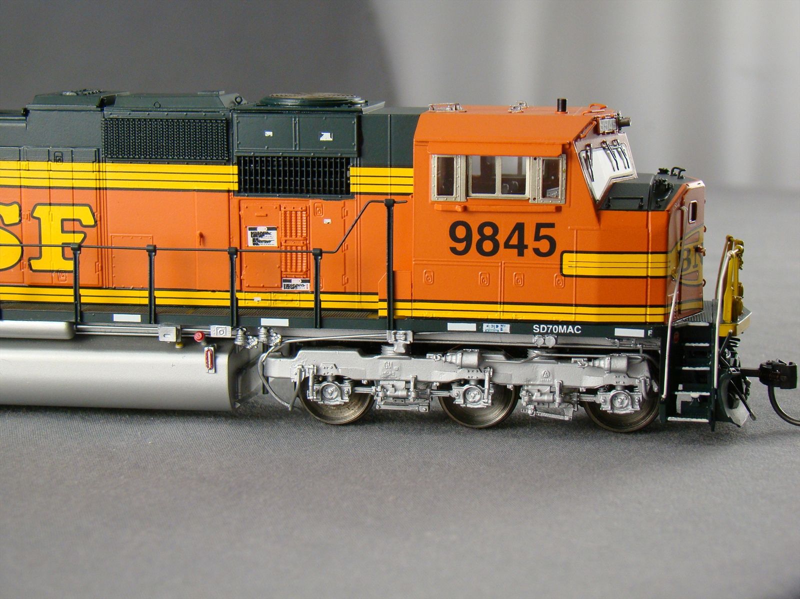 HO OMI Overland Models BNSF SD70MAC #9845 Custom + DCC