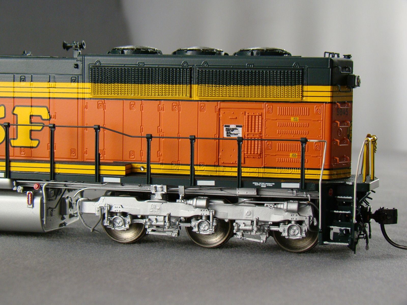 HO OMI Overland Models BNSF SD70MAC #9845 Custom + DCC