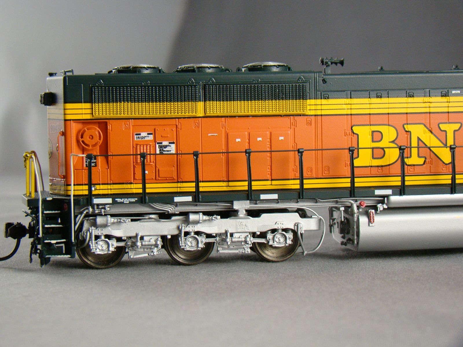 HO OMI Overland Models BNSF SD70MAC #9845 Custom + DCC