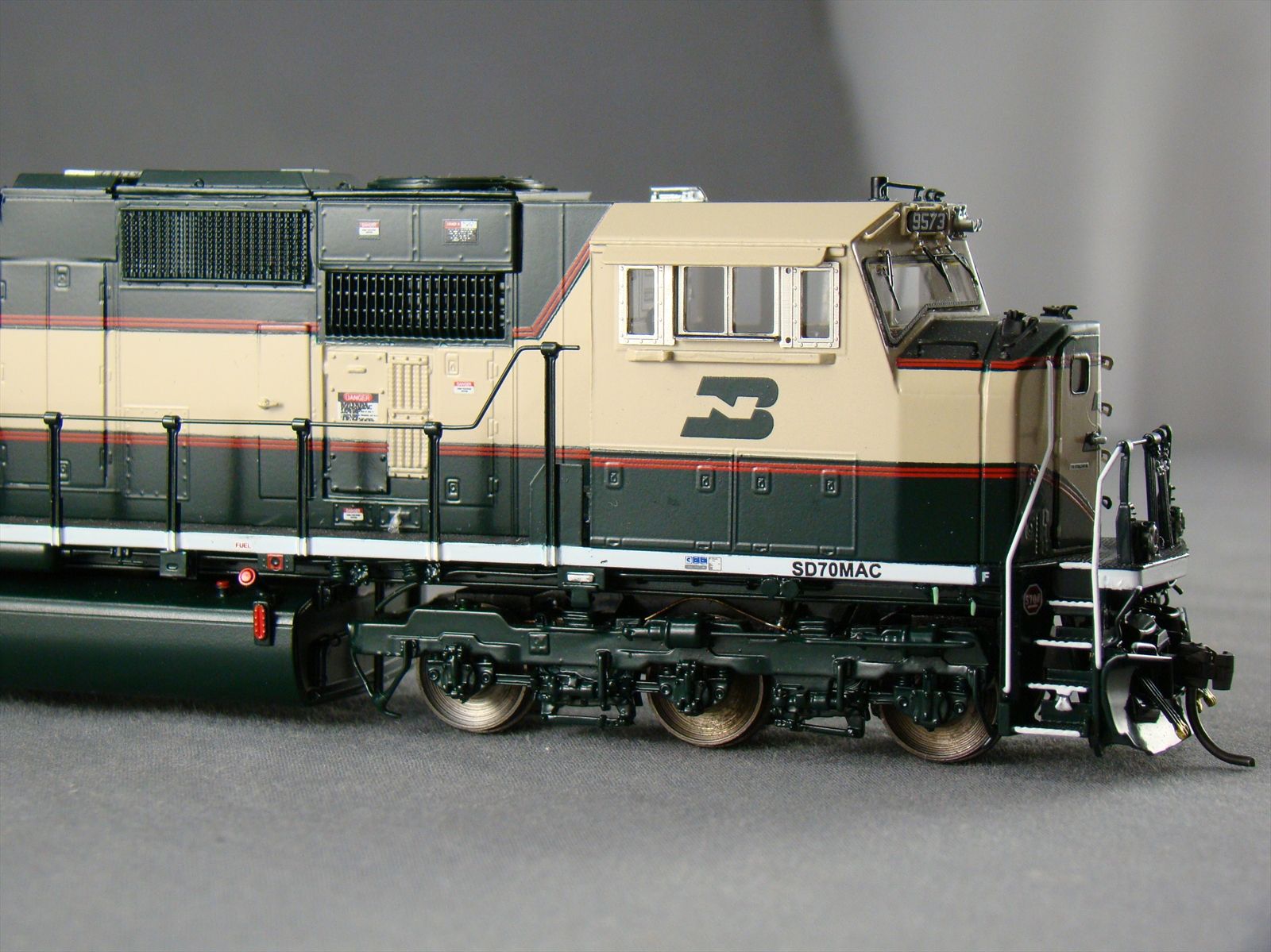 HO Brass OMI 6606.1 Overland BN Executive SD70MAC #9573 - 2001 Run