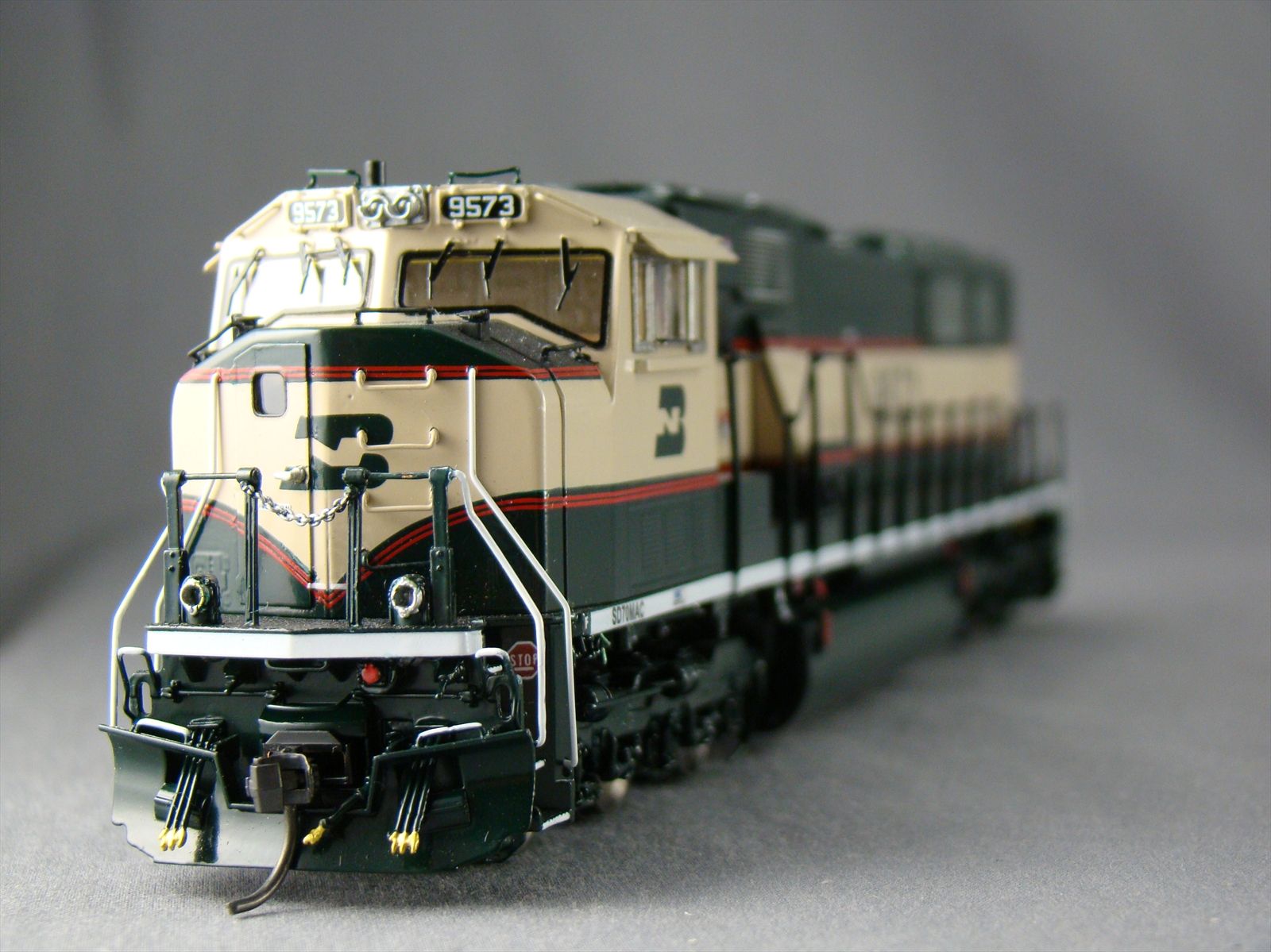 HO Brass OMI 6606.1 Overland BN Executive SD70MAC #9573 - 2001 Run