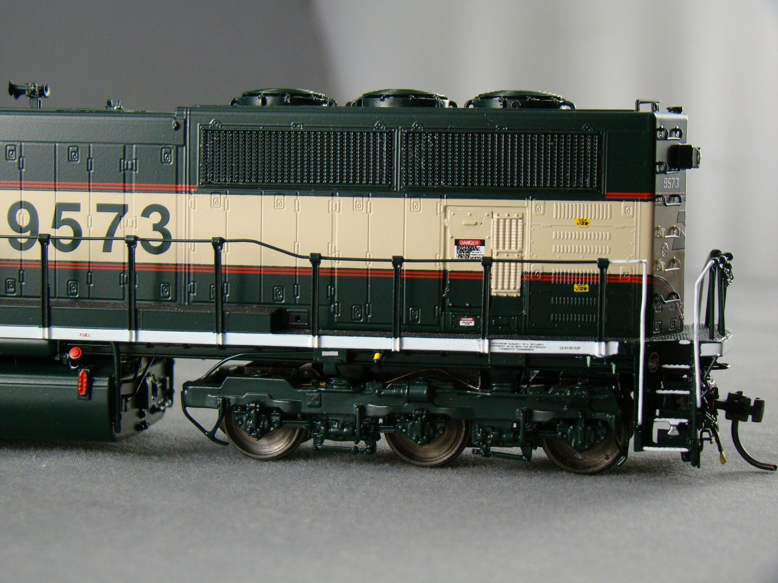 HO Brass OMI 6606.1 Overland BN Executive SD70MAC #9573 - 2001 Run