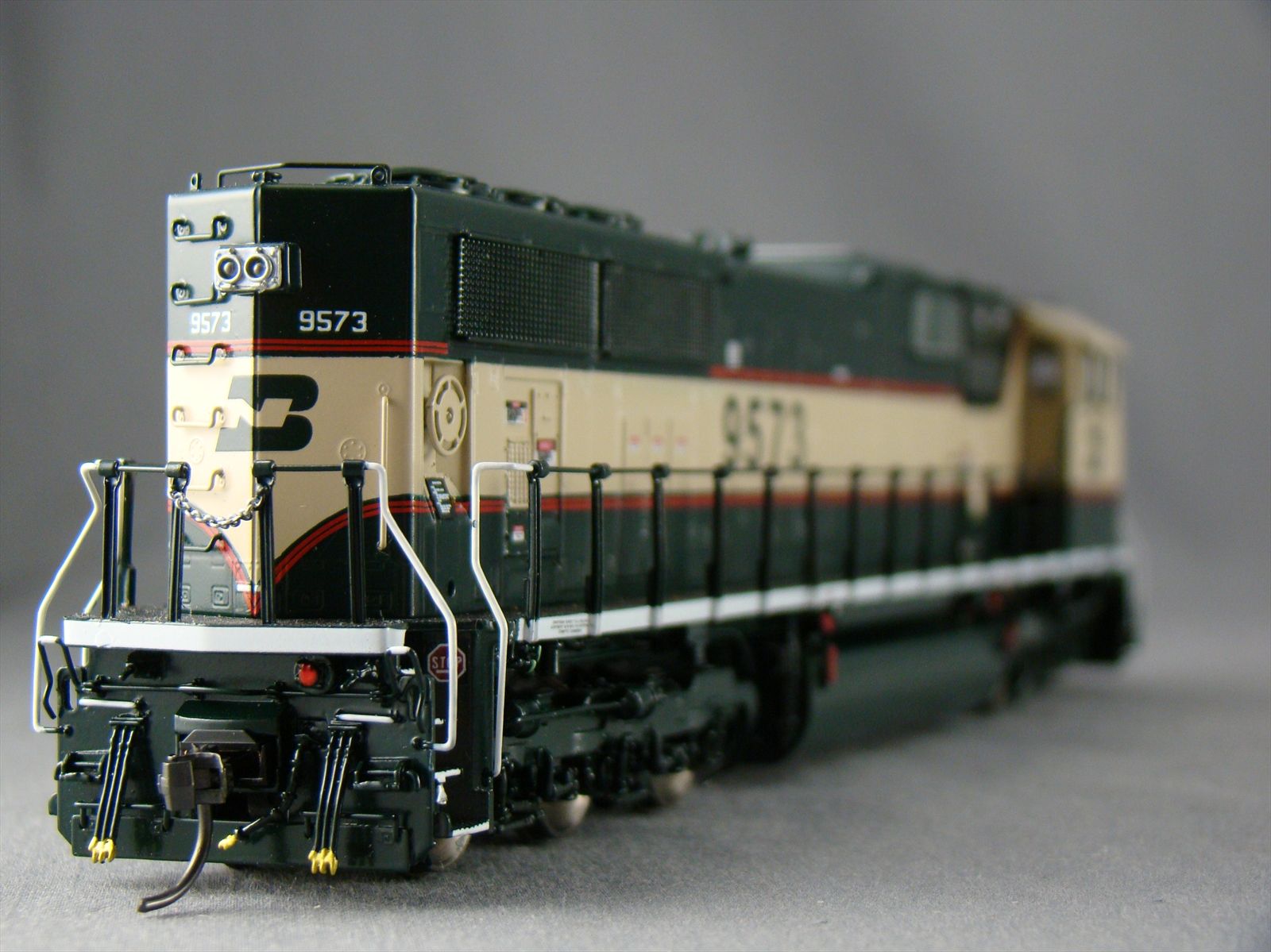 HO Brass OMI 6606.1 Overland BN Executive SD70MAC #9573 - 2001 Run