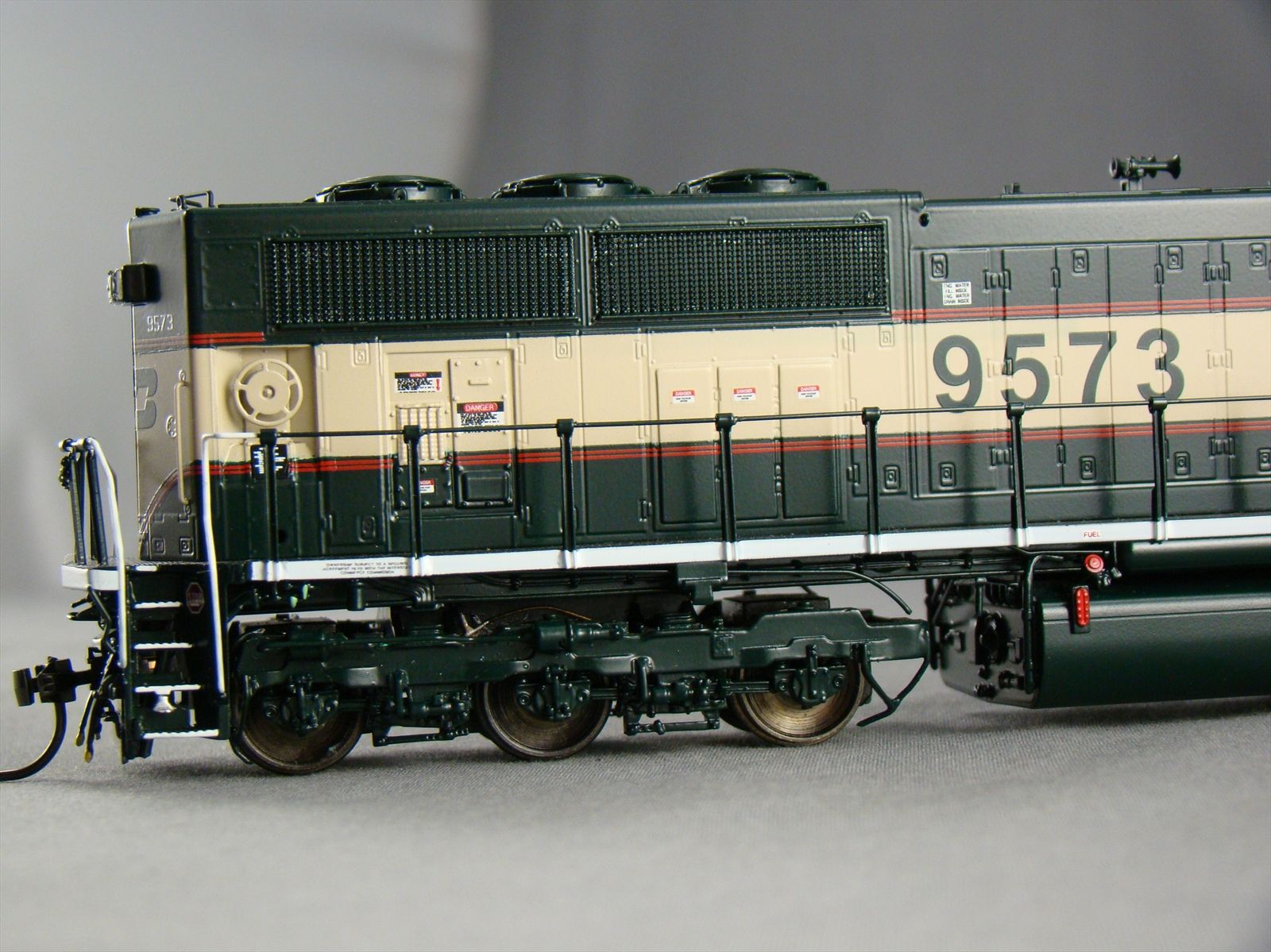 HO Brass OMI 6606.1 Overland BN Executive SD70MAC #9573 - 2001 Run