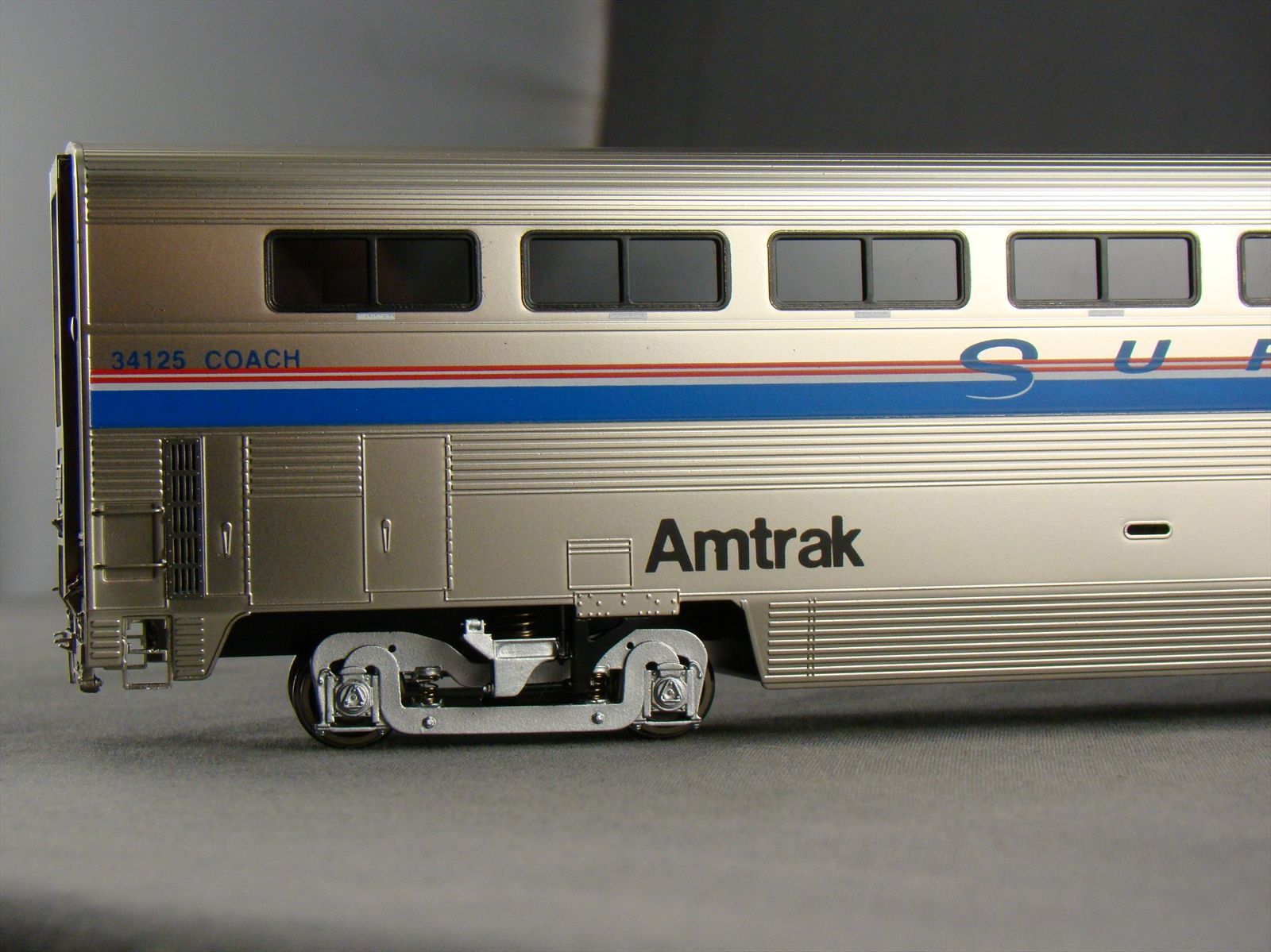 HO OMI AMTRAK Superliner II Coach Car #34125