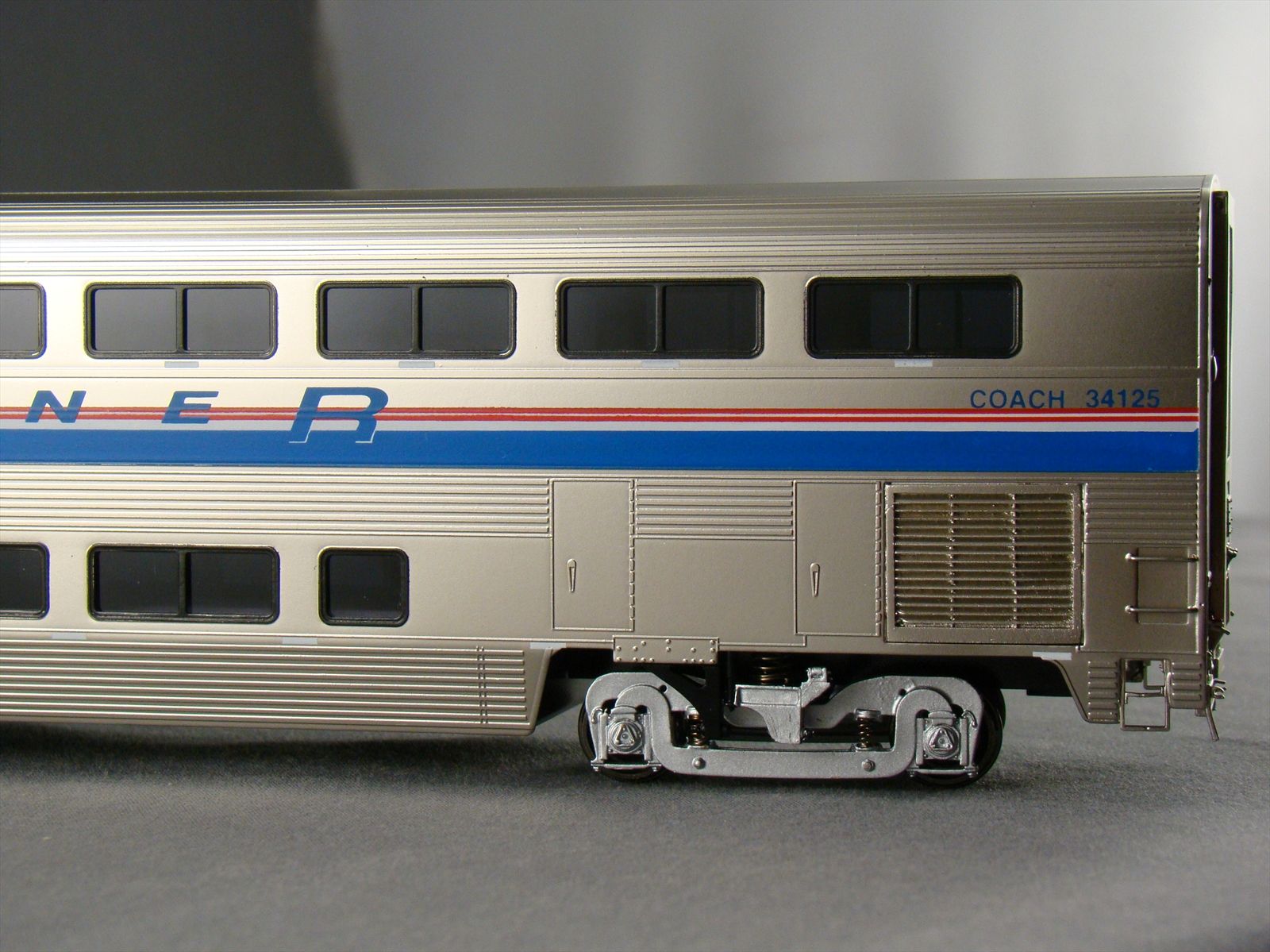 HO OMI AMTRAK Superliner II Coach Car #34125