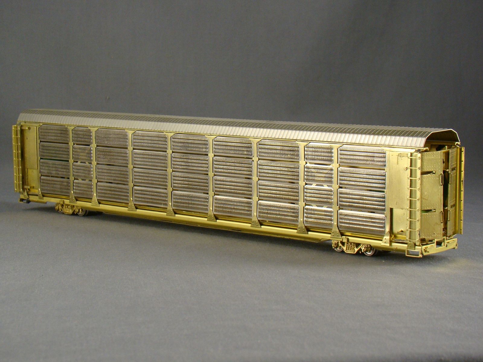 HO OMI 1325 Tri-Level Auto Rack - Closed Sides & S/S Roof