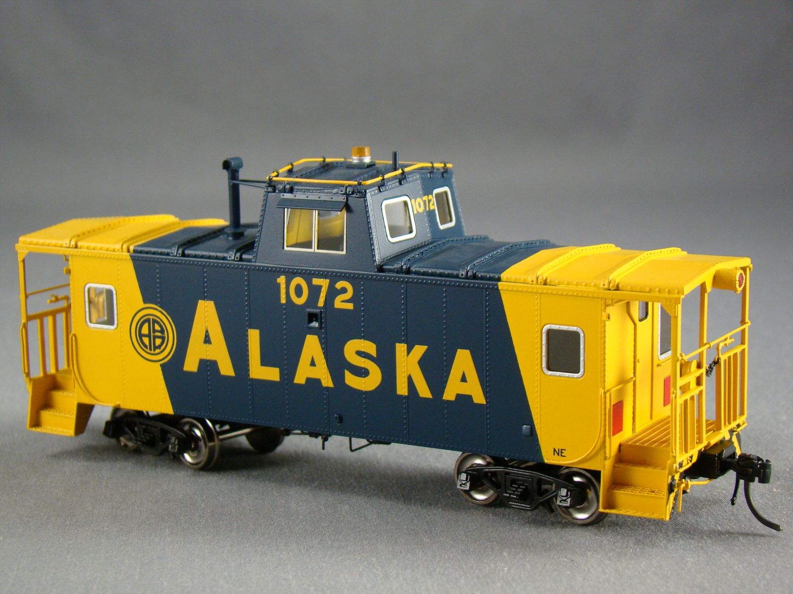 HO OMI AB-1105-2 ARR Alaska Railroad Caboose #1072 w/ Interior