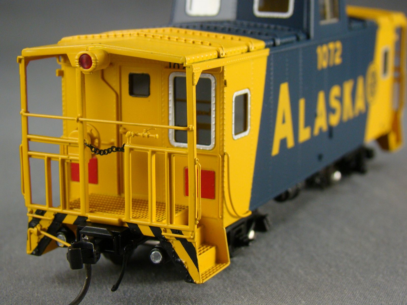 HO OMI AB-1105-2 ARR Alaska Railroad Caboose #1072 w/ Interior