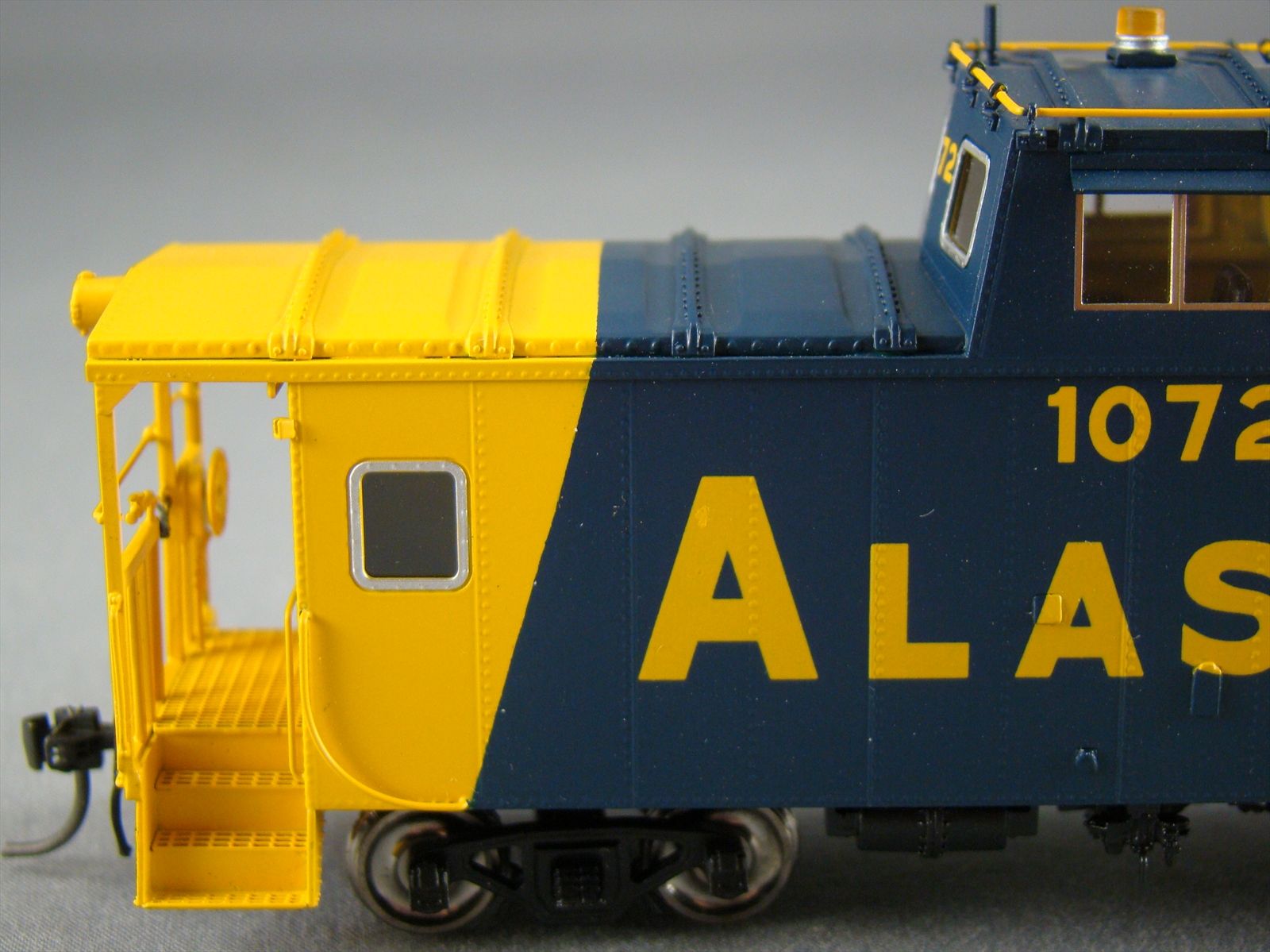 HO OMI AB-1105-2 ARR Alaska Railroad Caboose #1072 w/ Interior