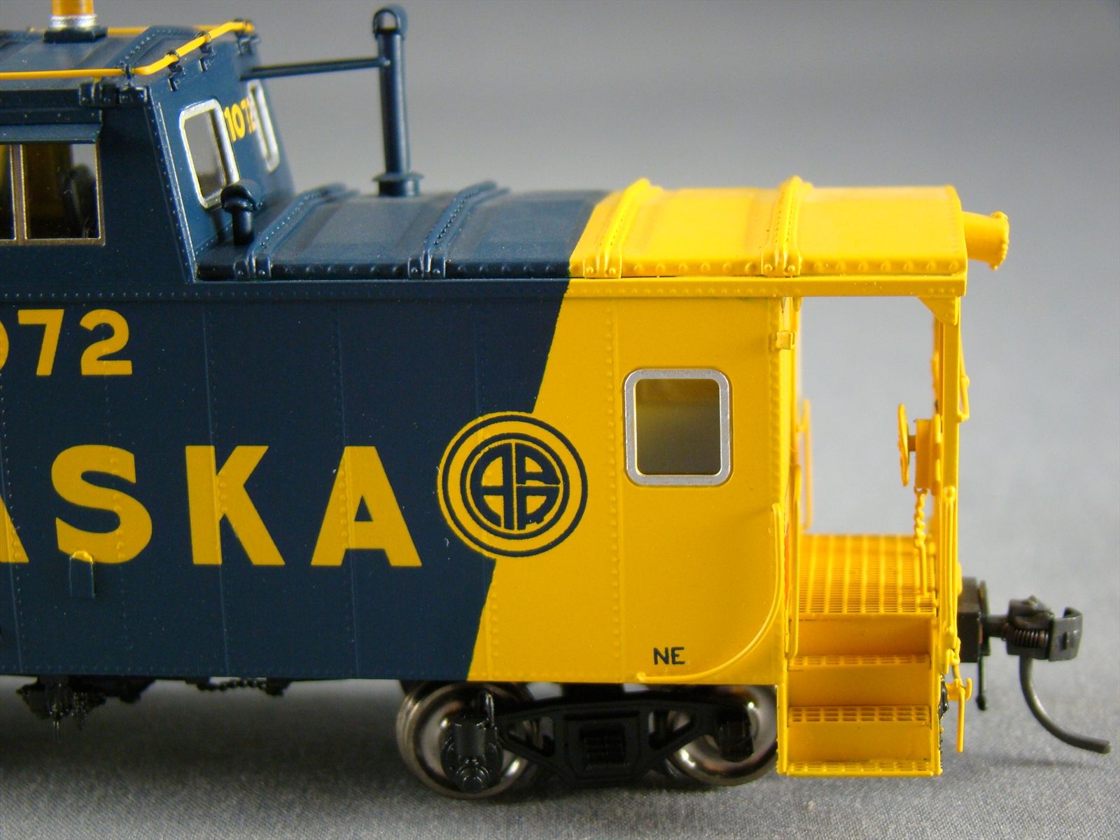 HO OMI AB-1105-2 ARR Alaska Railroad Caboose #1072 w/ Interior