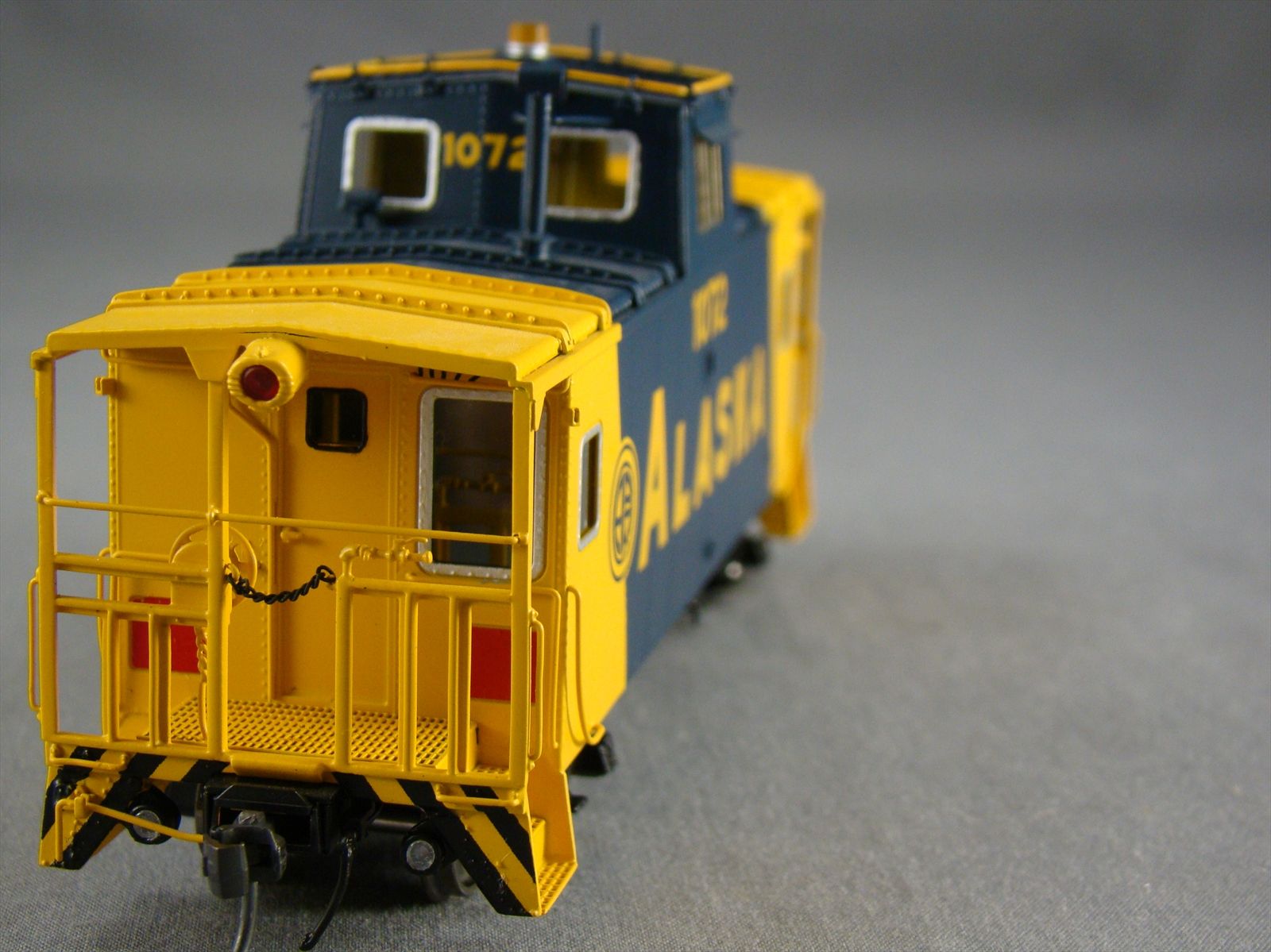 HO OMI AB-1105-2 ARR Alaska Railroad Caboose #1072 w/ Interior