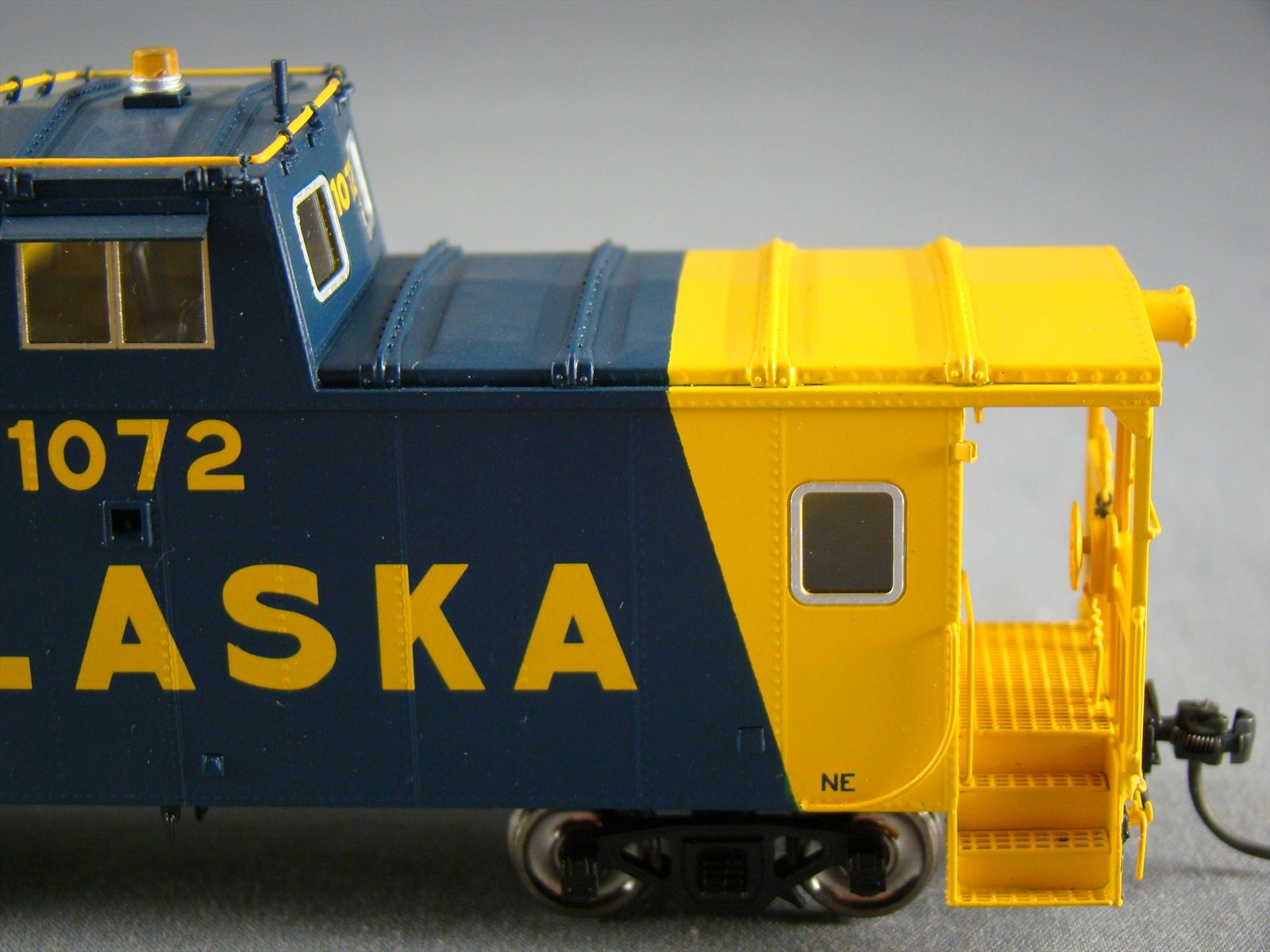 HO OMI AB-1105-2 ARR Alaska Railroad Caboose #1072 w/ Interior