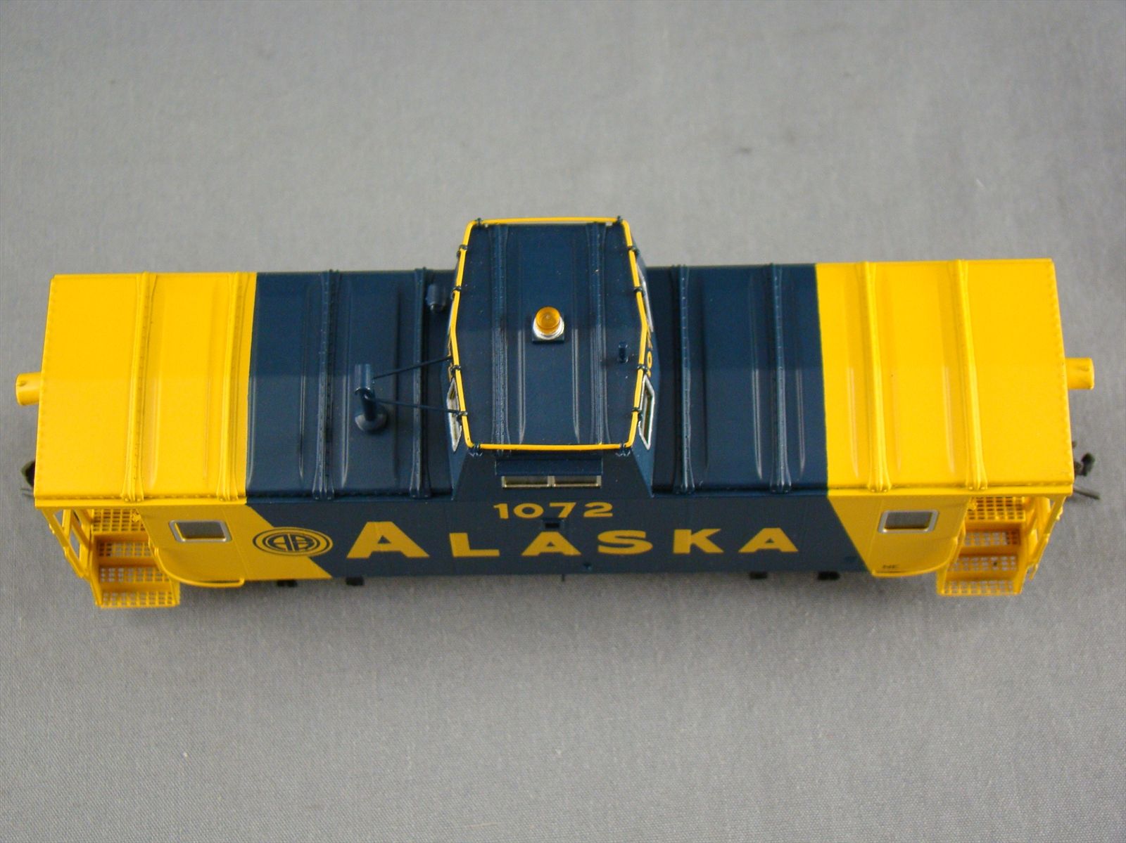 HO OMI AB-1105-2 ARR Alaska Railroad Caboose #1072 w/ Interior