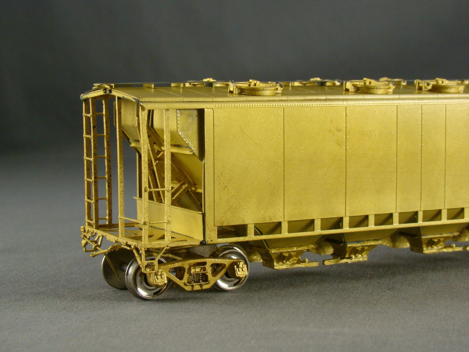 HO OMI 3182 CP Canadian Pacific Slab Side Covered Hopper