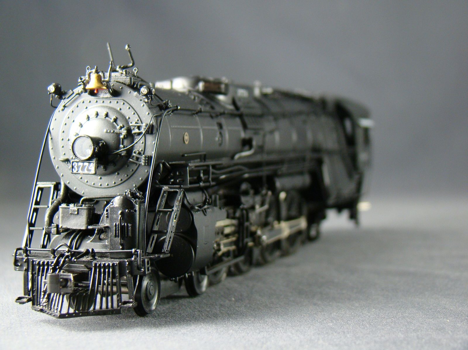 HO Hallmark Super Crown AT&SF 4-8-4 #3774 Original