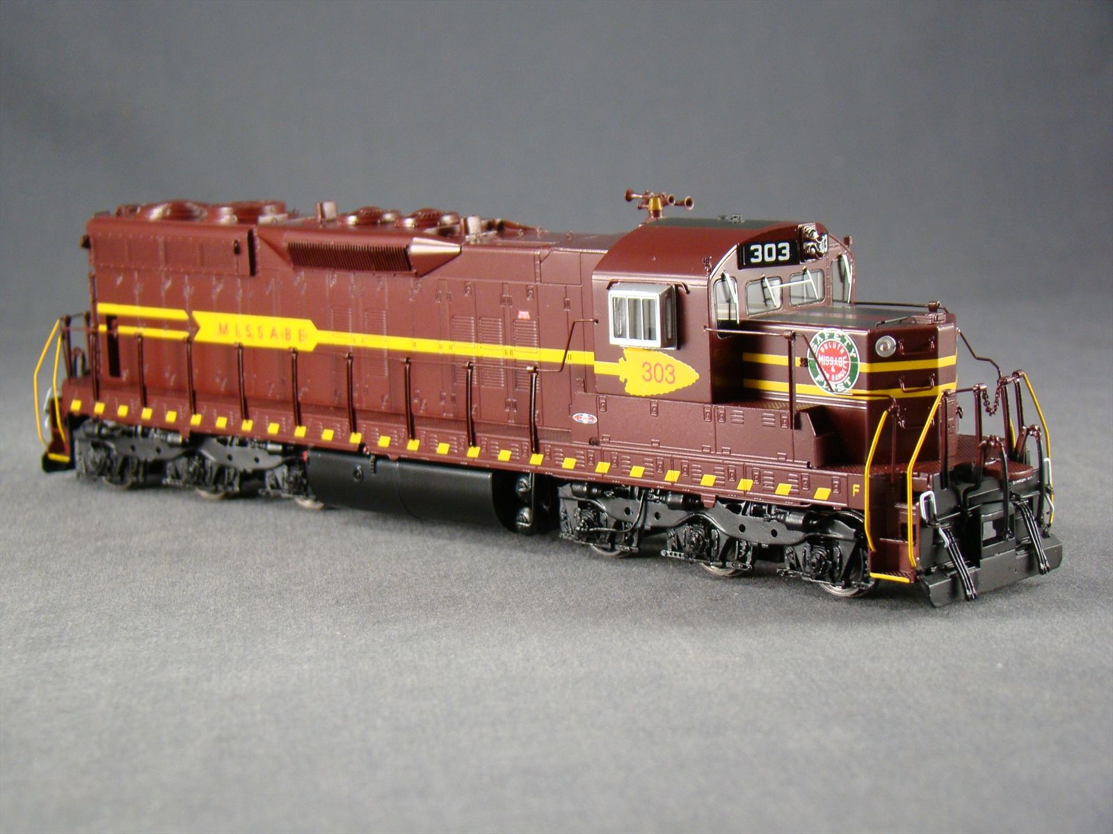 HO OMI DM&IR SD18 #303 Maroon/Yellow