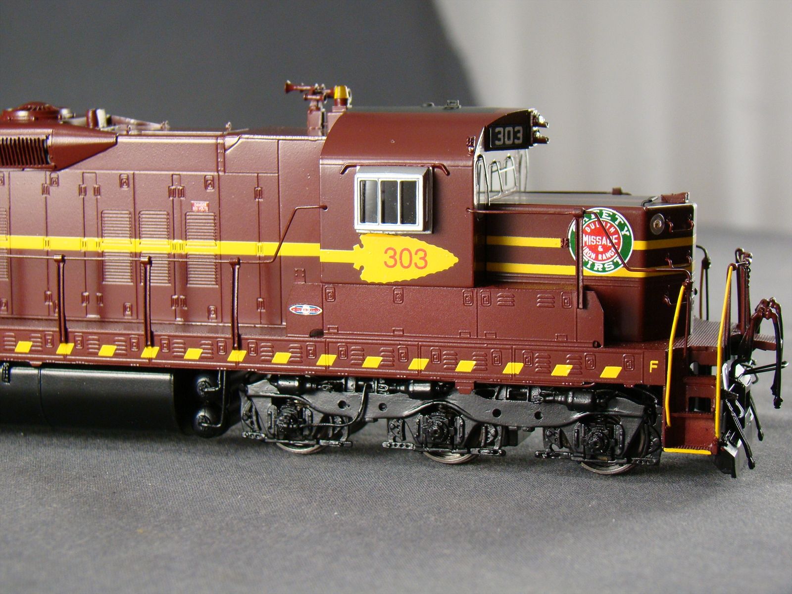 HO OMI DM&IR SD18 #303 Maroon/Yellow