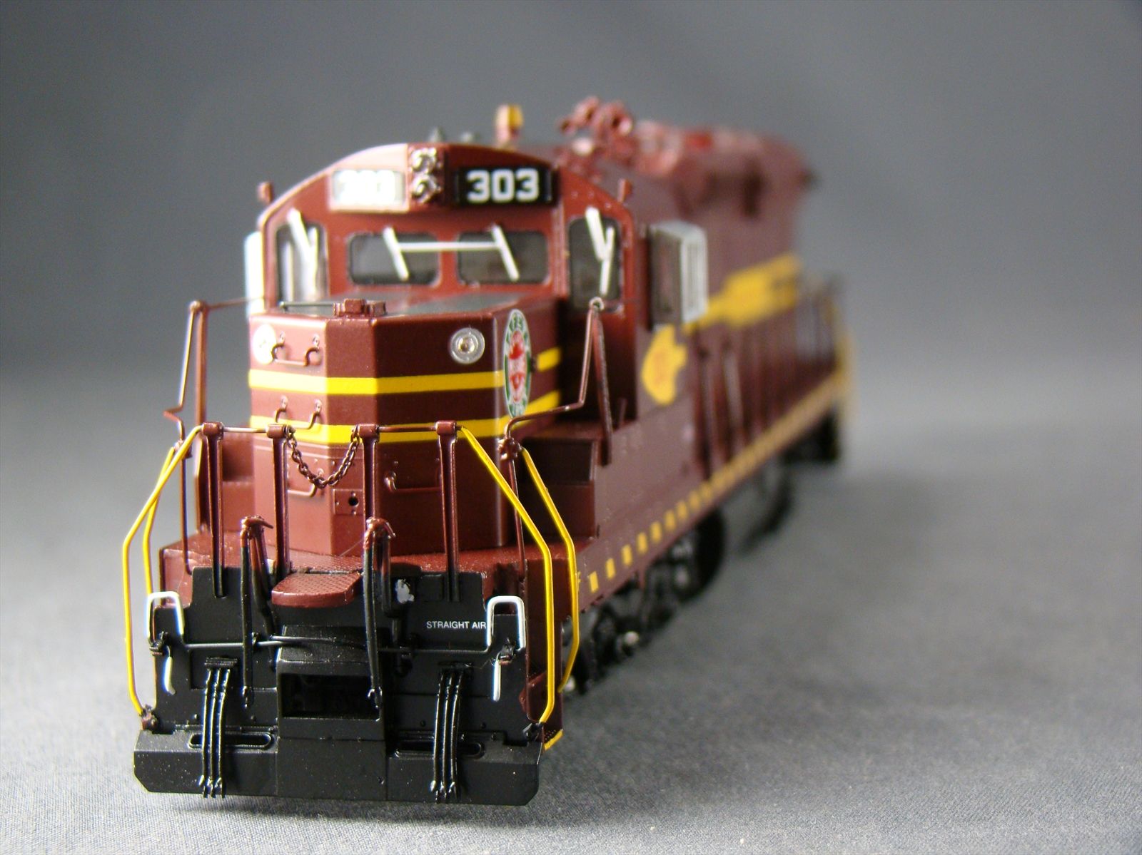 HO OMI DM&IR SD18 #303 Maroon/Yellow