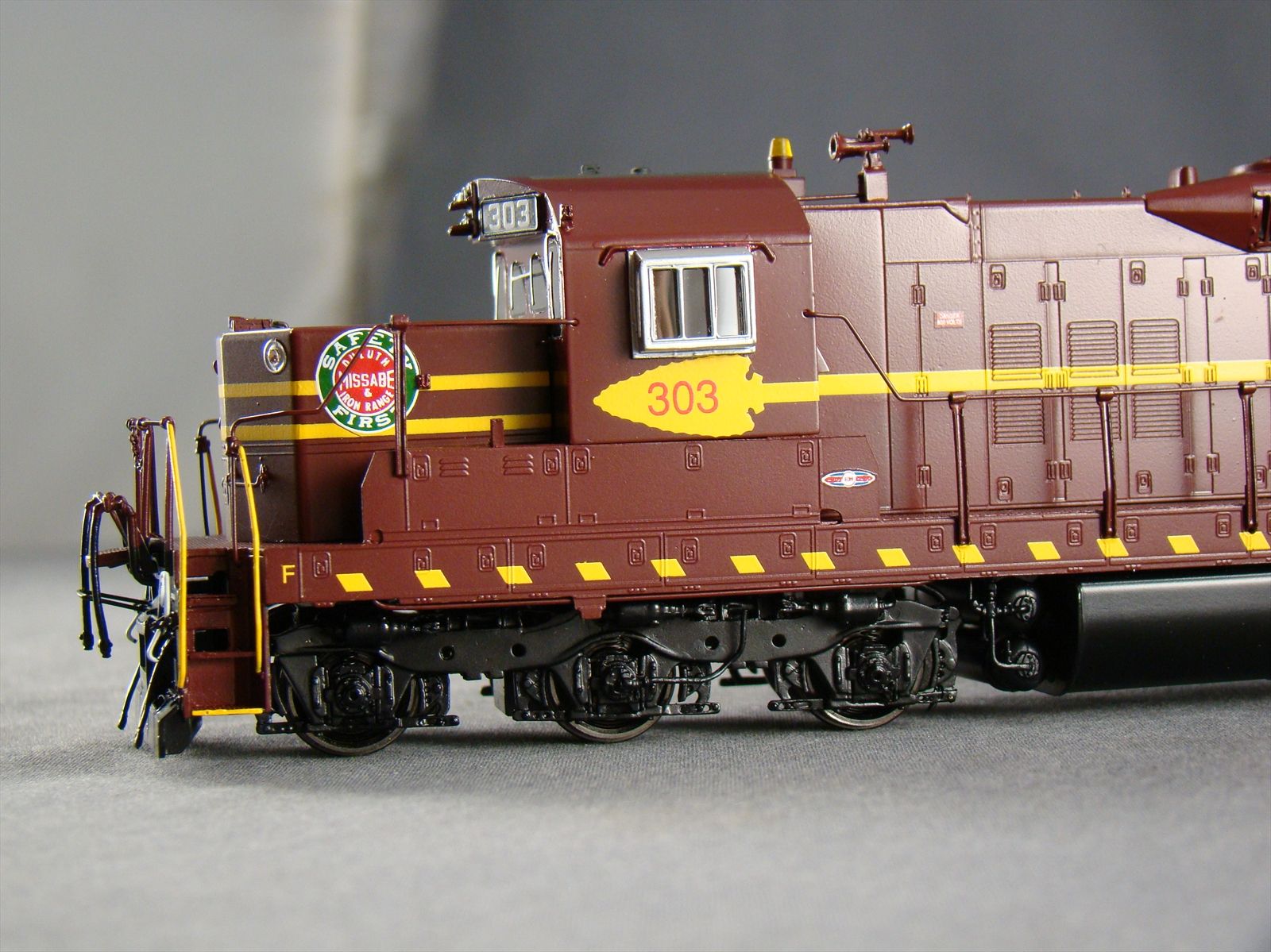 HO OMI DM&IR SD18 #303 Maroon/Yellow