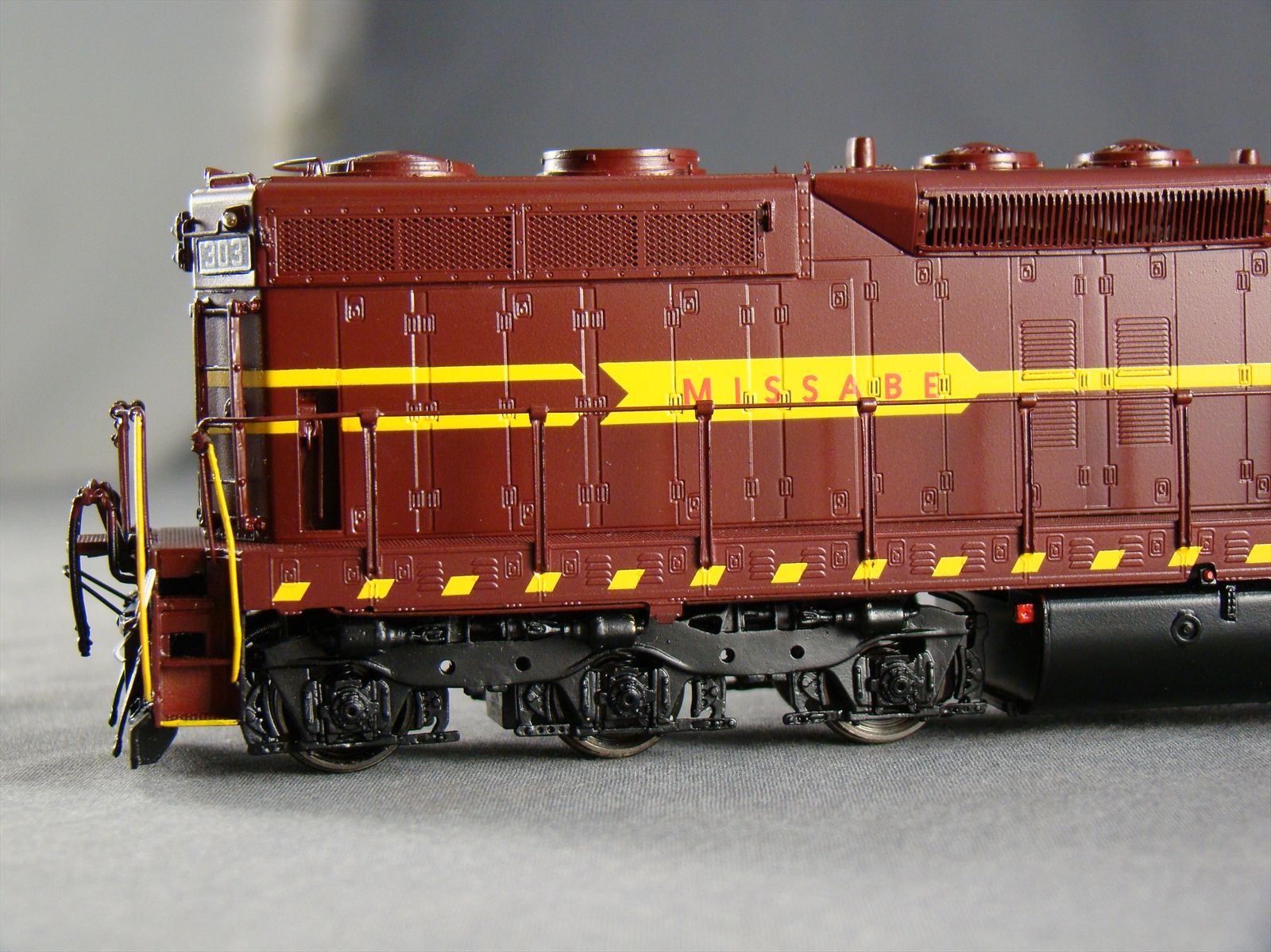 HO OMI DM&IR SD18 #303 Maroon/Yellow