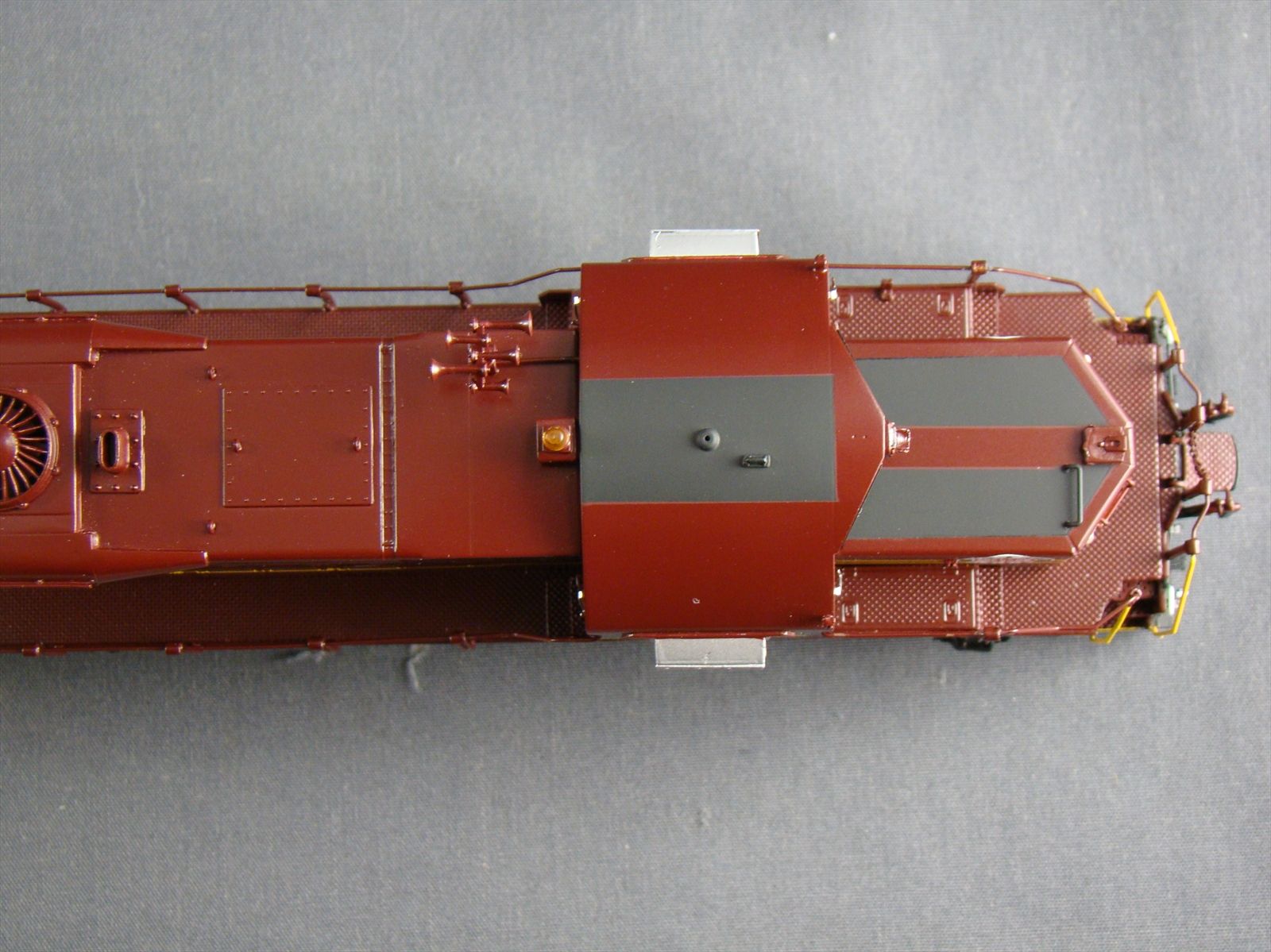 HO OMI DM&IR SD18 #303 Maroon/Yellow