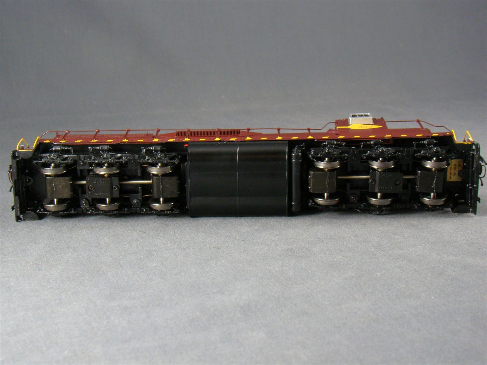 HO OMI DM&IR SD18 #303 Maroon/Yellow