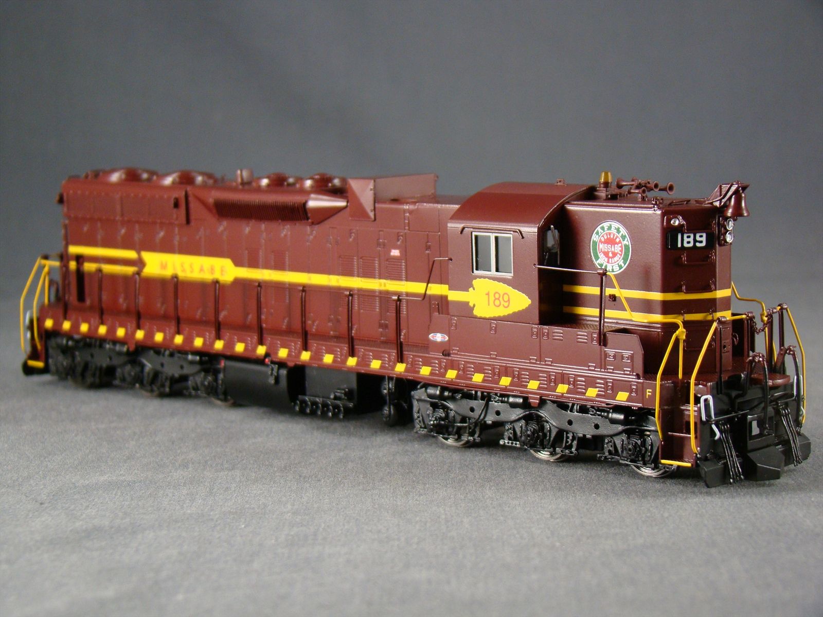 HO OMI DM&IR SD18 #189 Maroon/Yellow