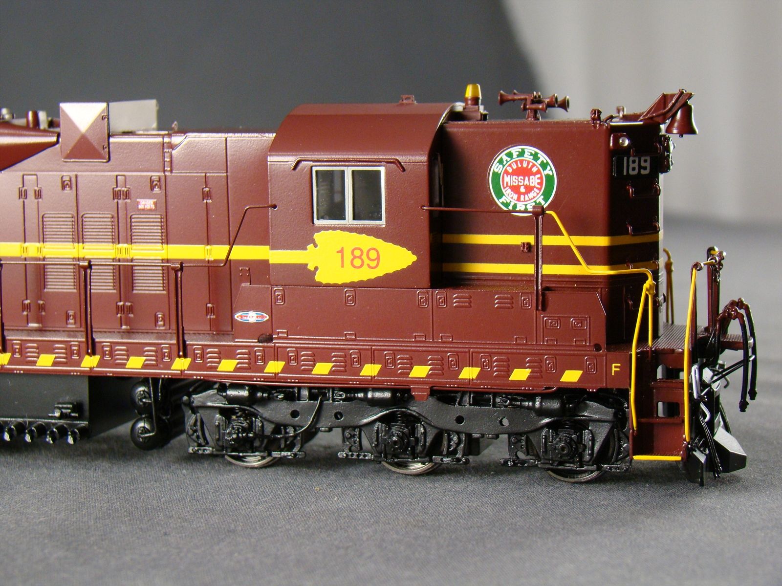 HO OMI DM&IR SD18 #189 Maroon/Yellow