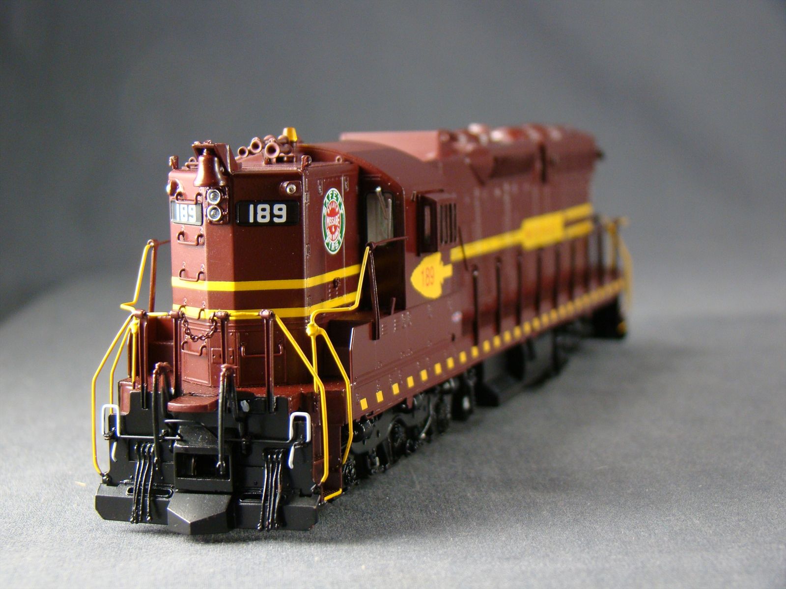 HO OMI DM&IR SD18 #189 Maroon/Yellow