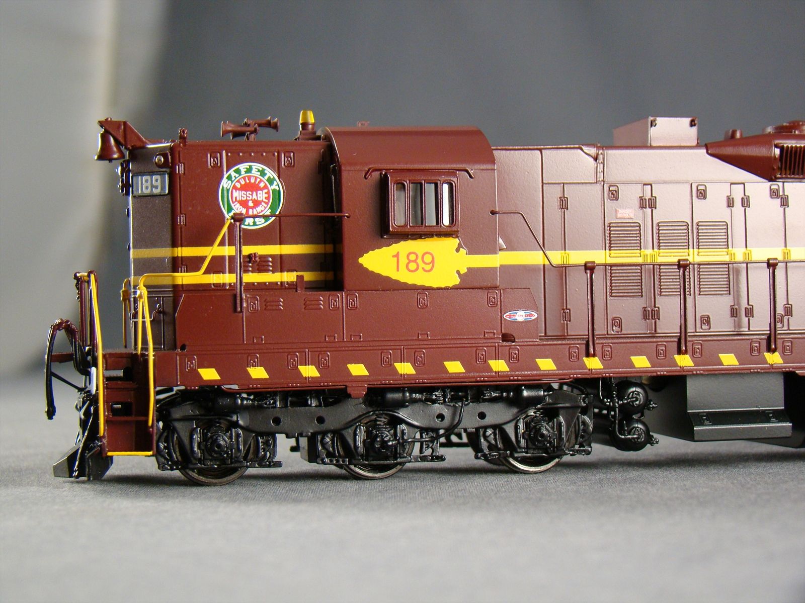 HO OMI DM&IR SD18 #189 Maroon/Yellow