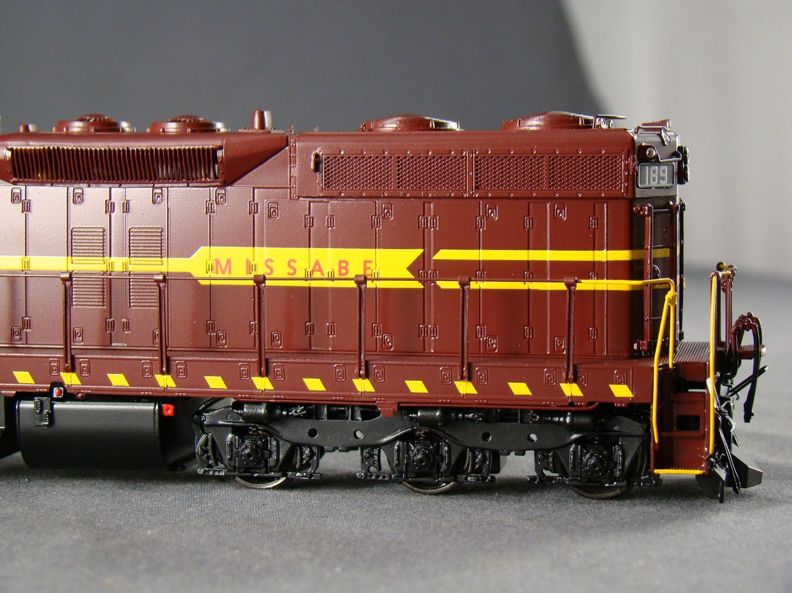 HO OMI DM&IR SD18 #189 Maroon/Yellow