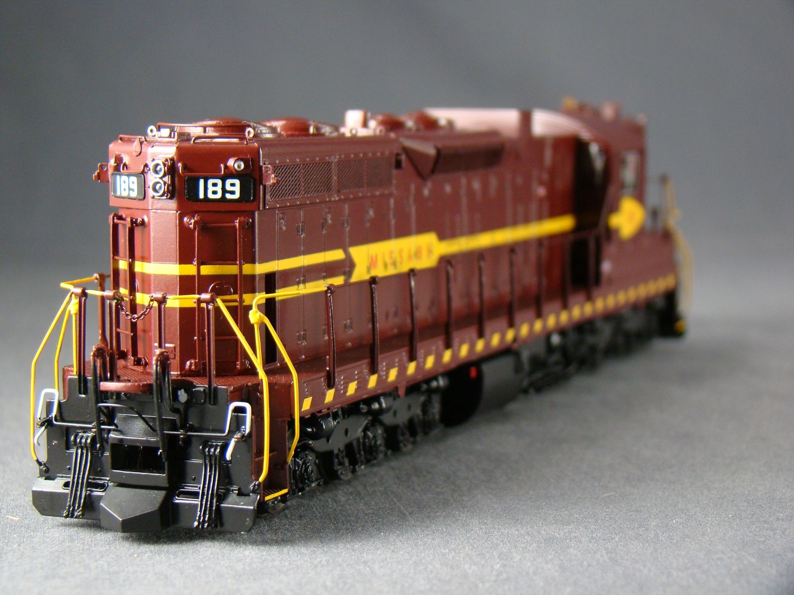 HO OMI DM&IR SD18 #189 Maroon/Yellow