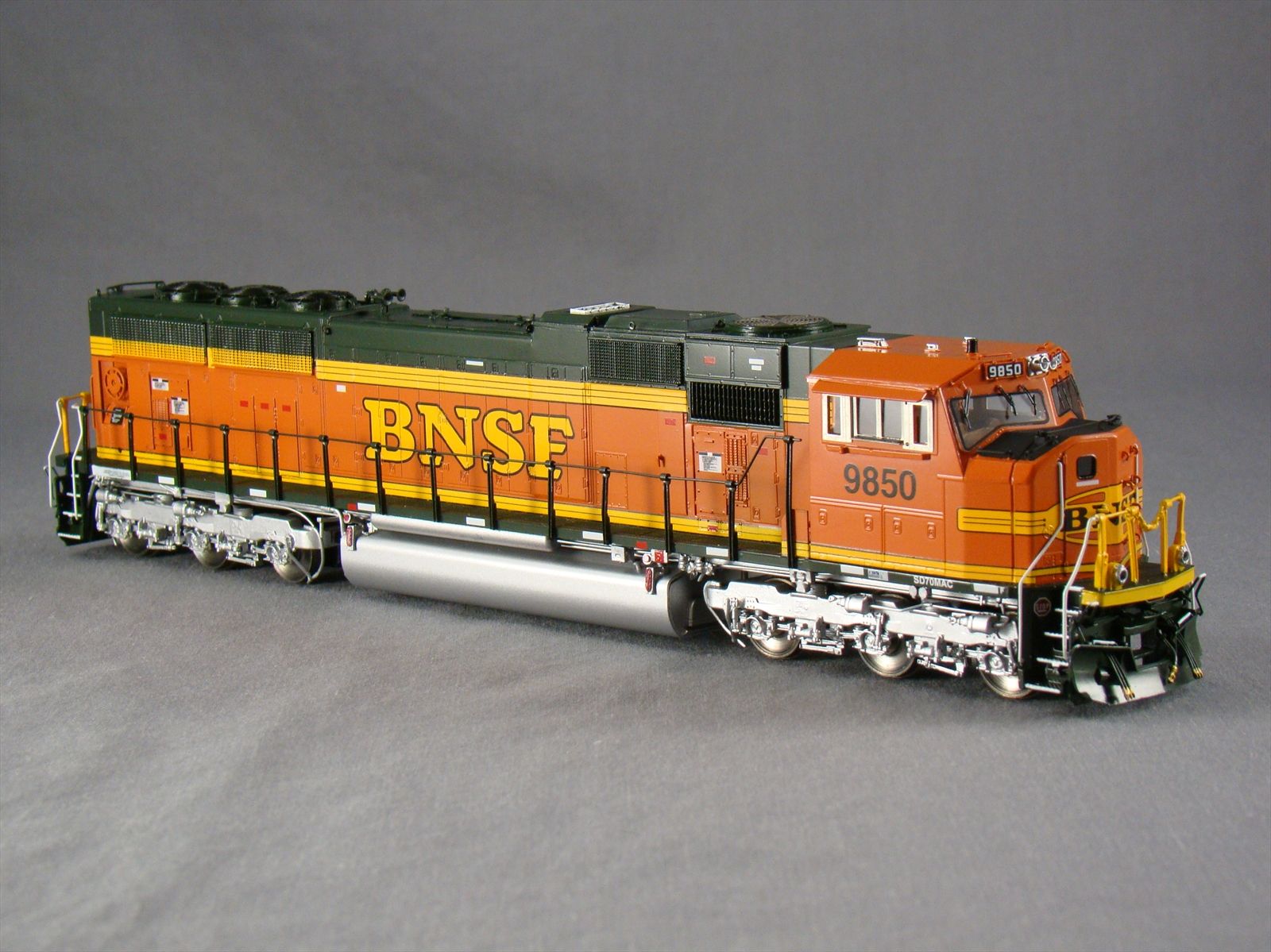 HO OMI 6619.1 BNSF Heritage II EMD SD70MAC Diesel #9850
