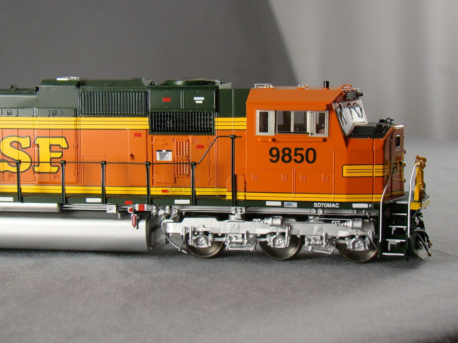 HO OMI 6619.1 BNSF Heritage II EMD SD70MAC Diesel #9850