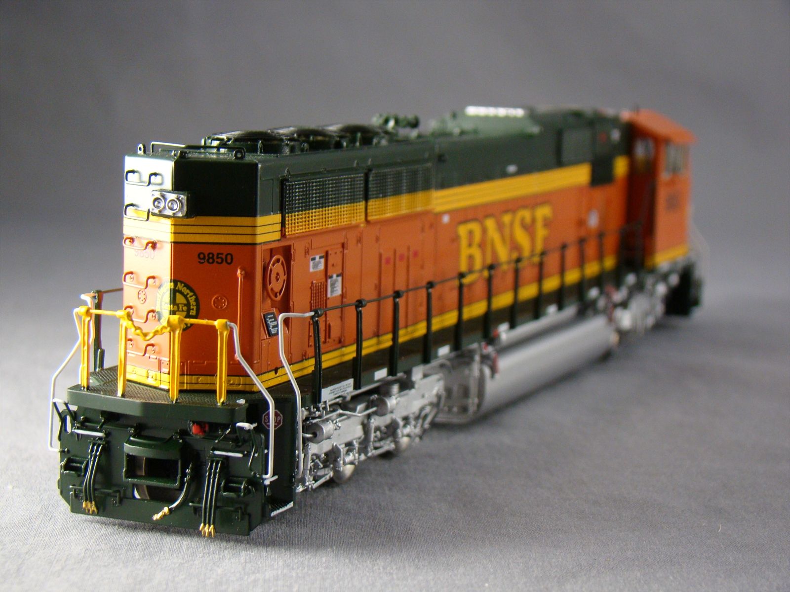 HO OMI 6619.1 BNSF Heritage II EMD SD70MAC Diesel #9850