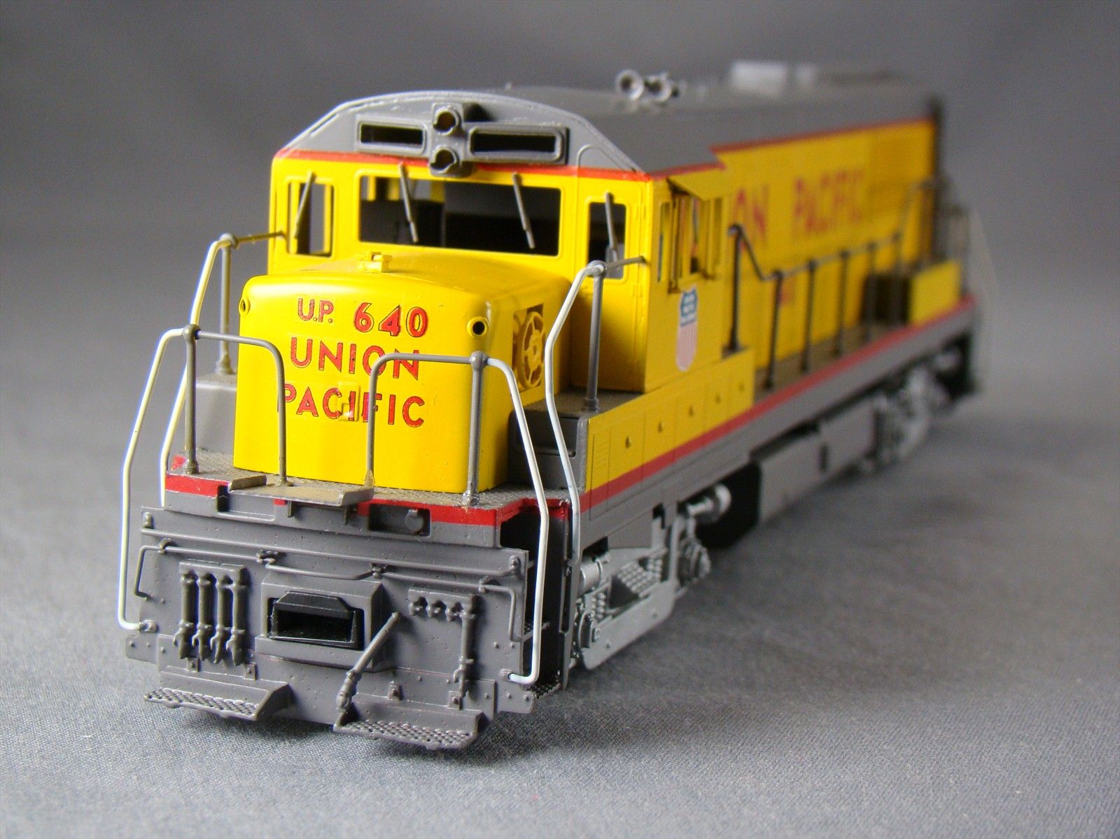 HO Oriental UP Union Pacific GE U25B Low Hood