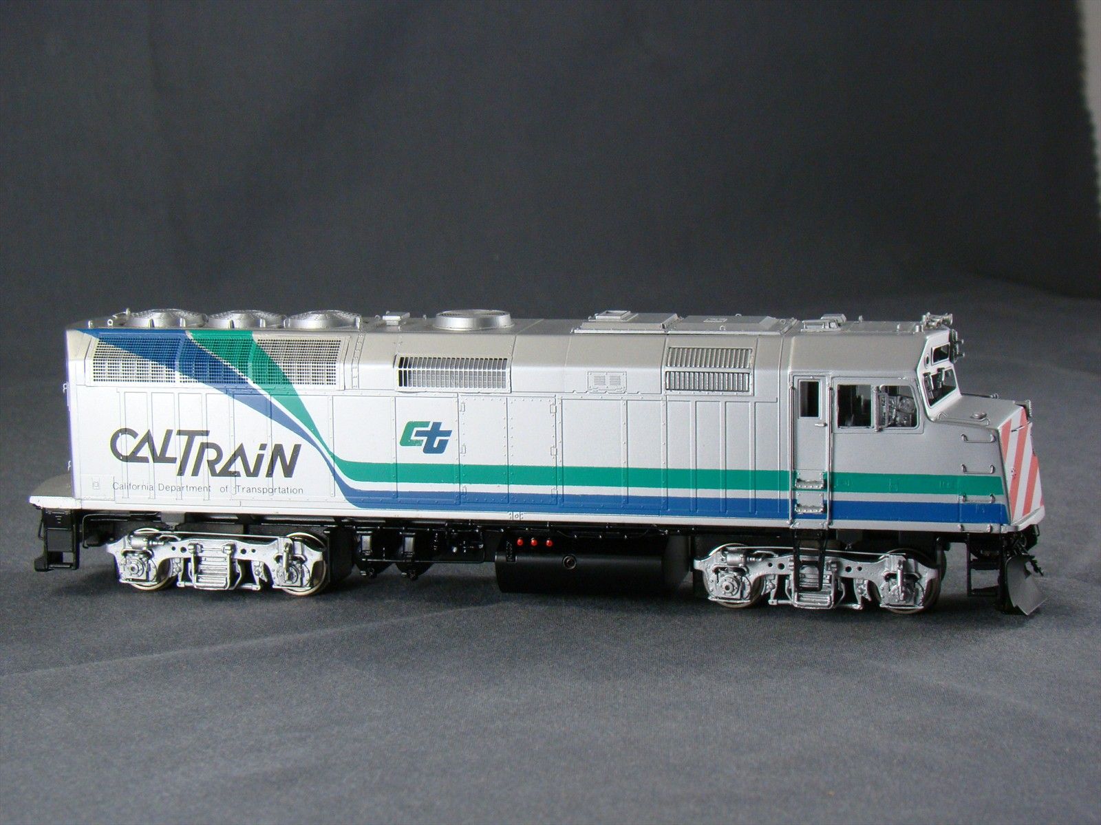 HO PFM Samhongsa Amtrak F40PH Phase III Caltrain