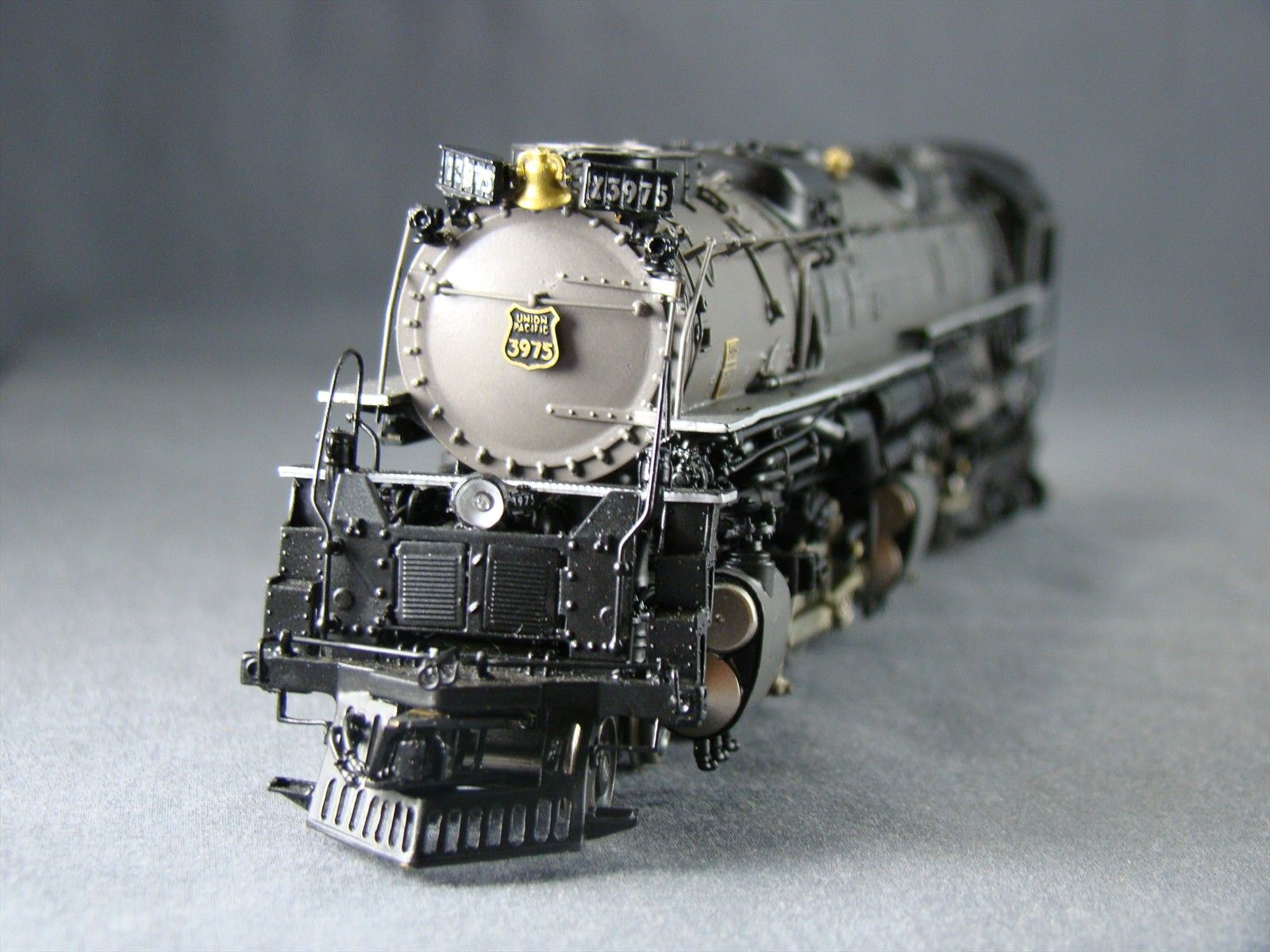 HO Key Imports CS #106 UP Union Pacific 4-6-6-4 Challenger #3975 - Two-Tone Grey OIL