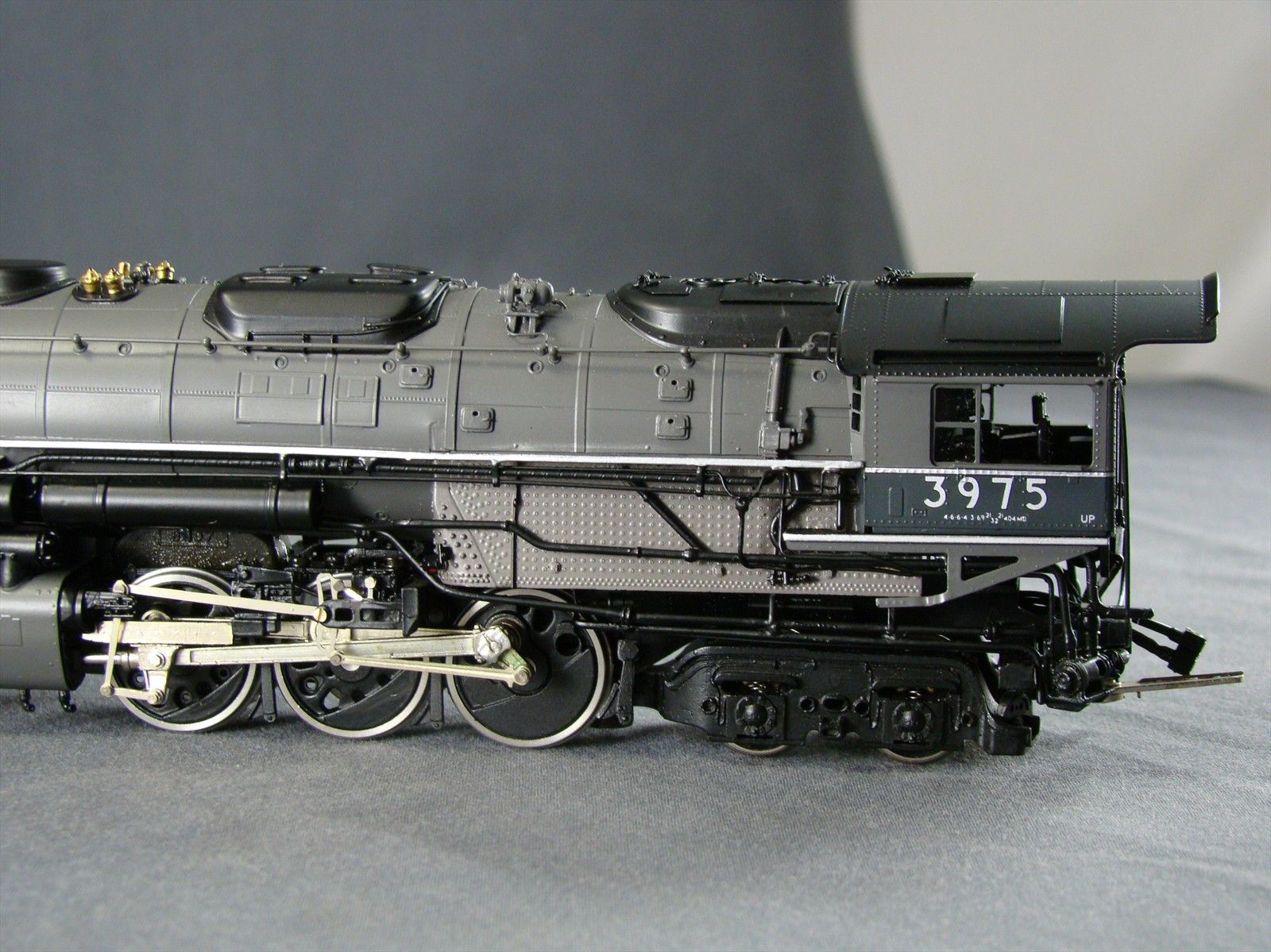 HO Key Imports CS #106 UP Union Pacific 4-6-6-4 Challenger #3975 - Two-Tone Grey OIL