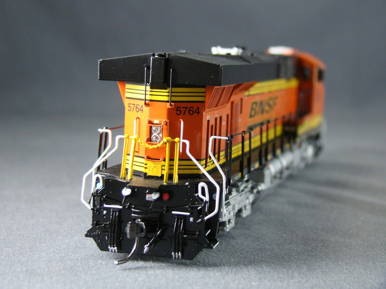 HO OMI Ajin Overland BNSF ES44AC GEVO Diesel #5764