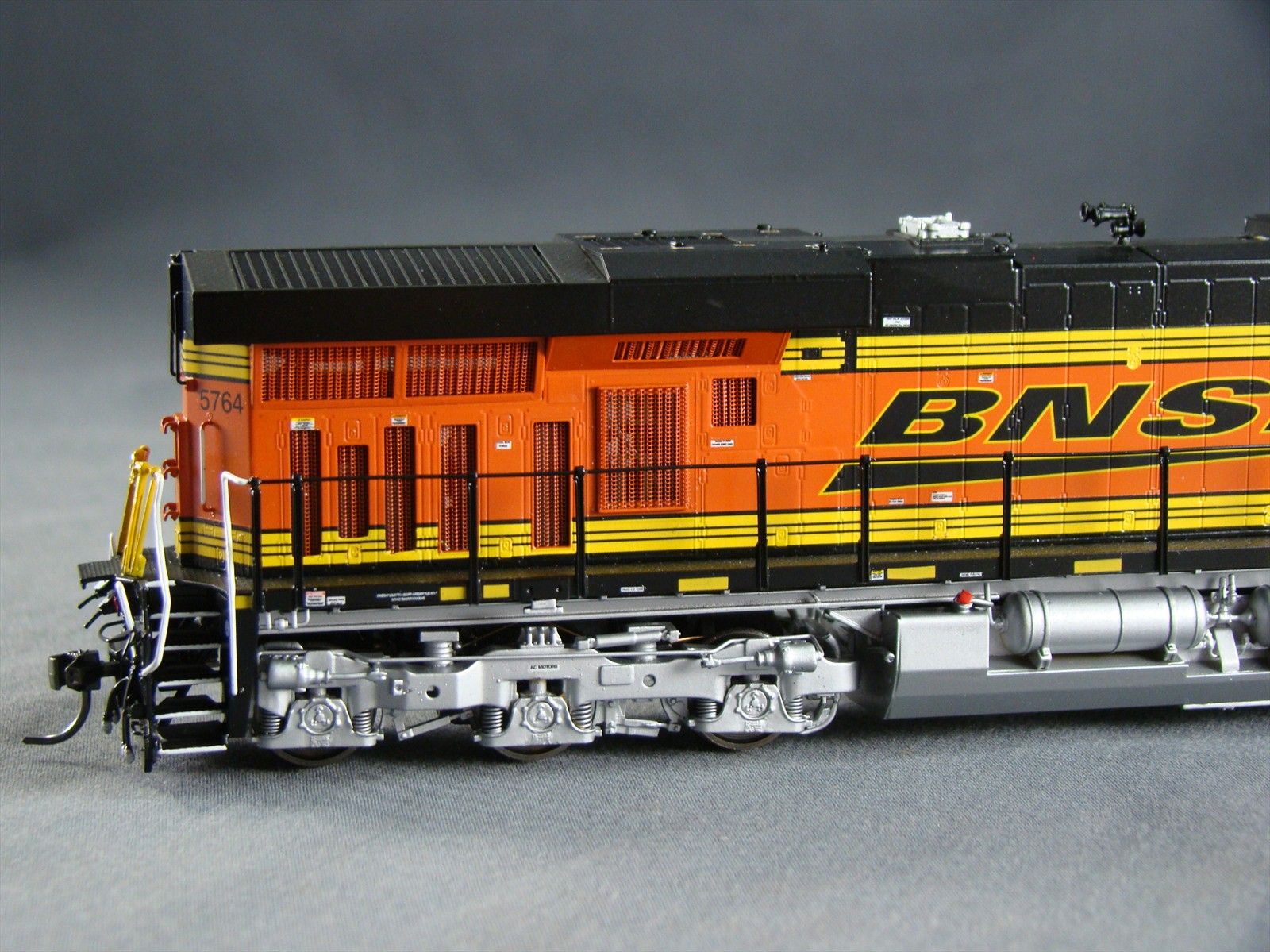 HO OMI Ajin Overland BNSF ES44AC GEVO Diesel #5764